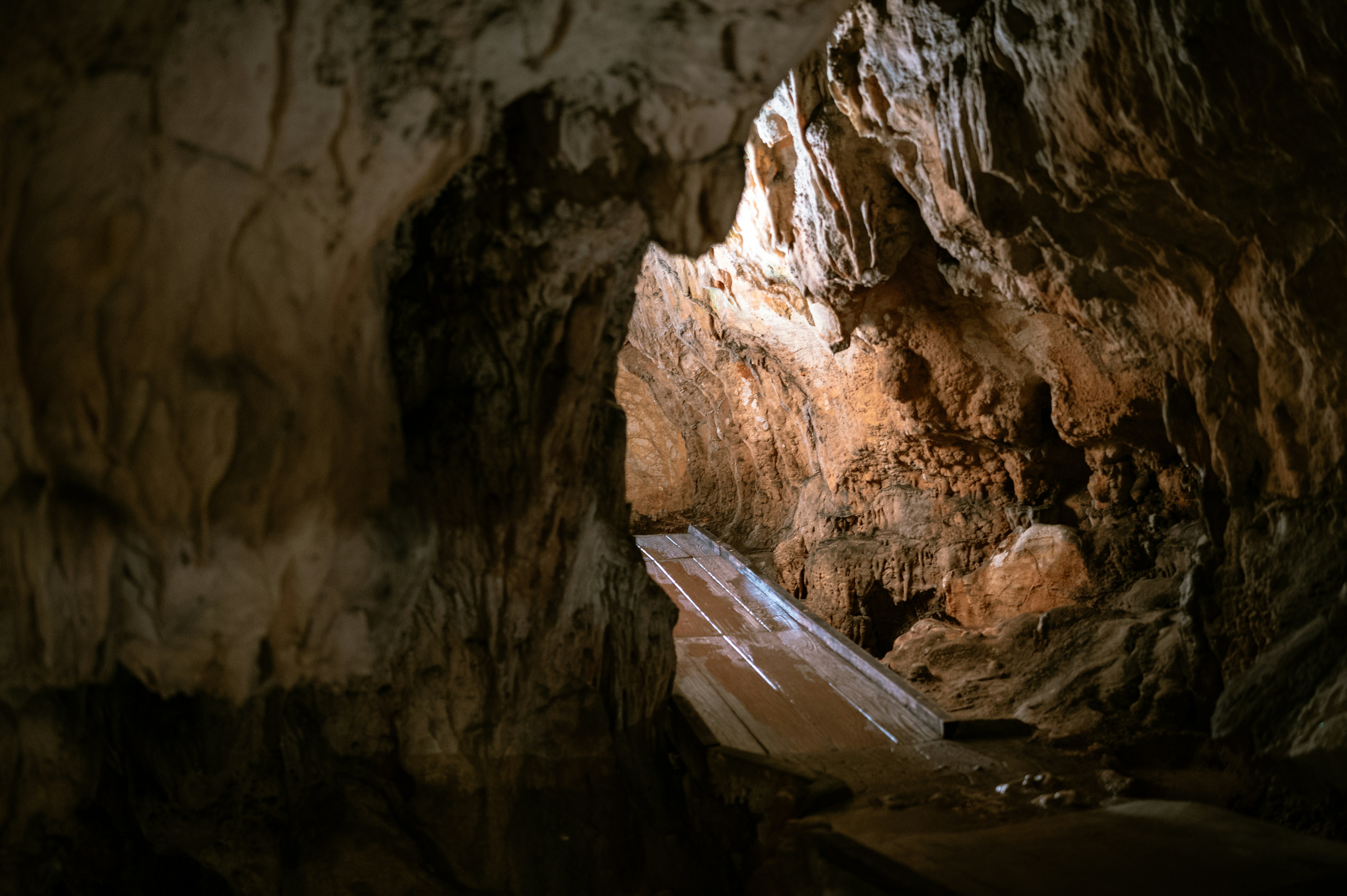 A cave with a bench in the middle of it photo – Free Cave Image on Unsplash