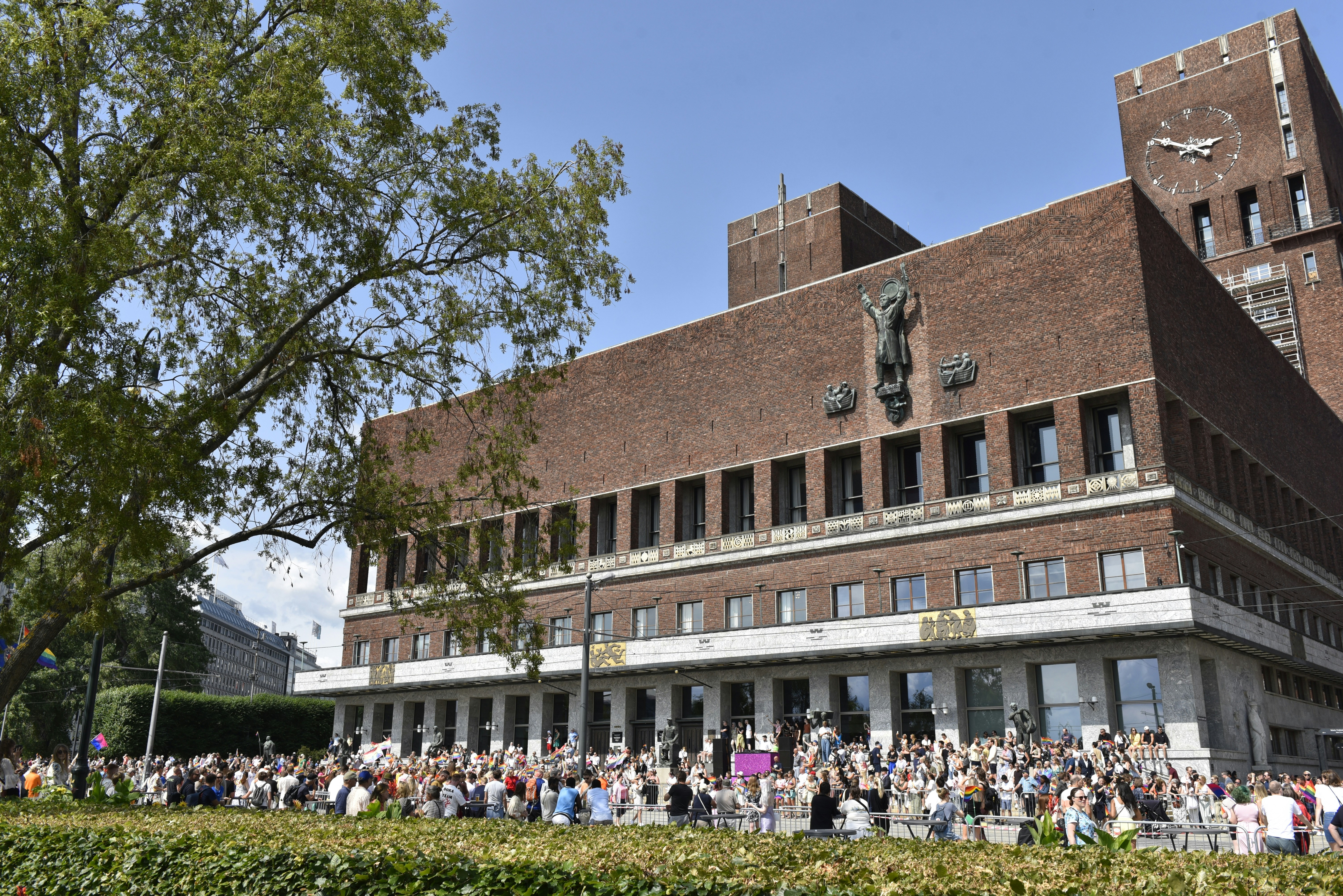 A crowd of people standing in front of a building photo – Free # ...