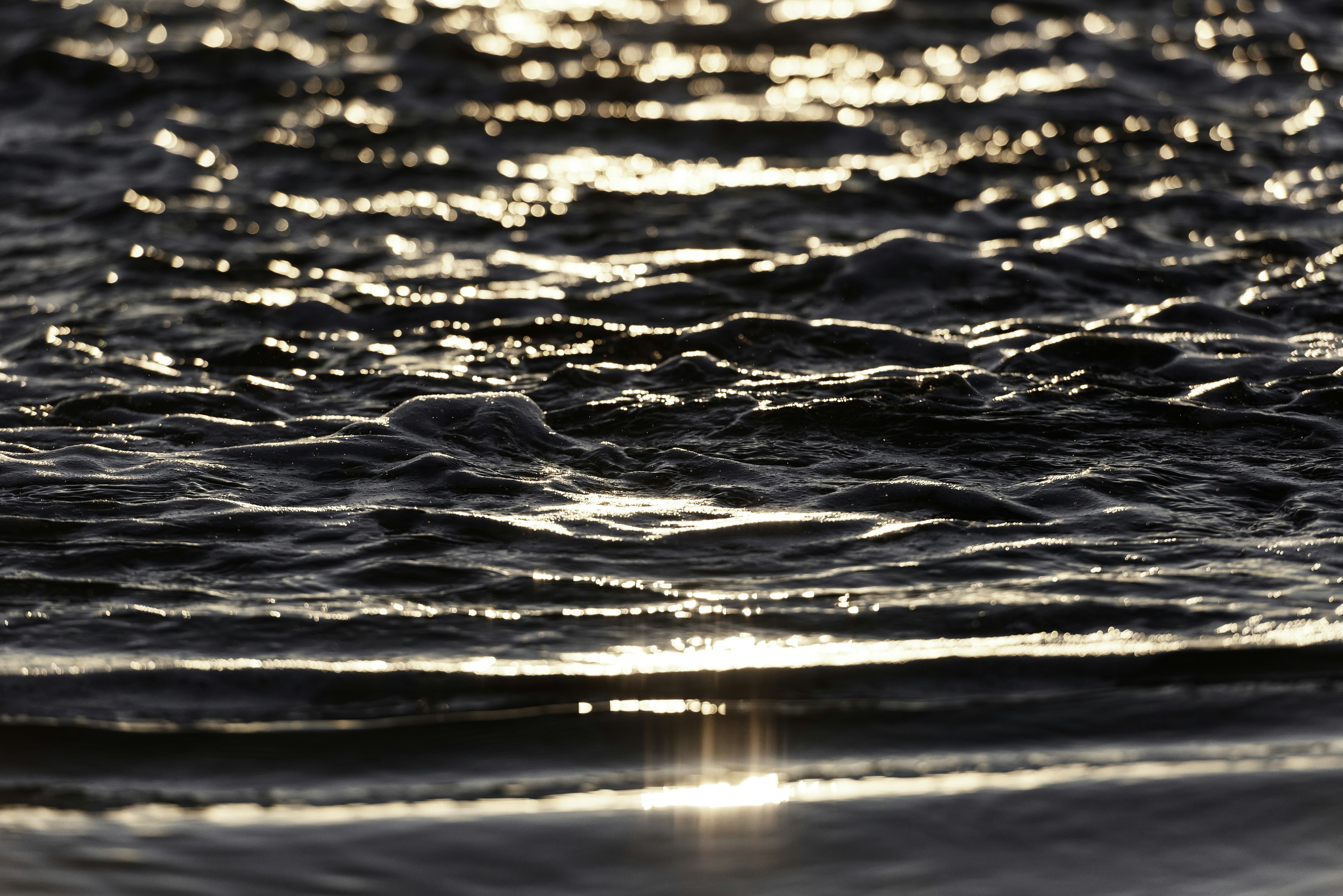 El sol brilla intensamente sobre el agua del océano foto – Imagen de ...