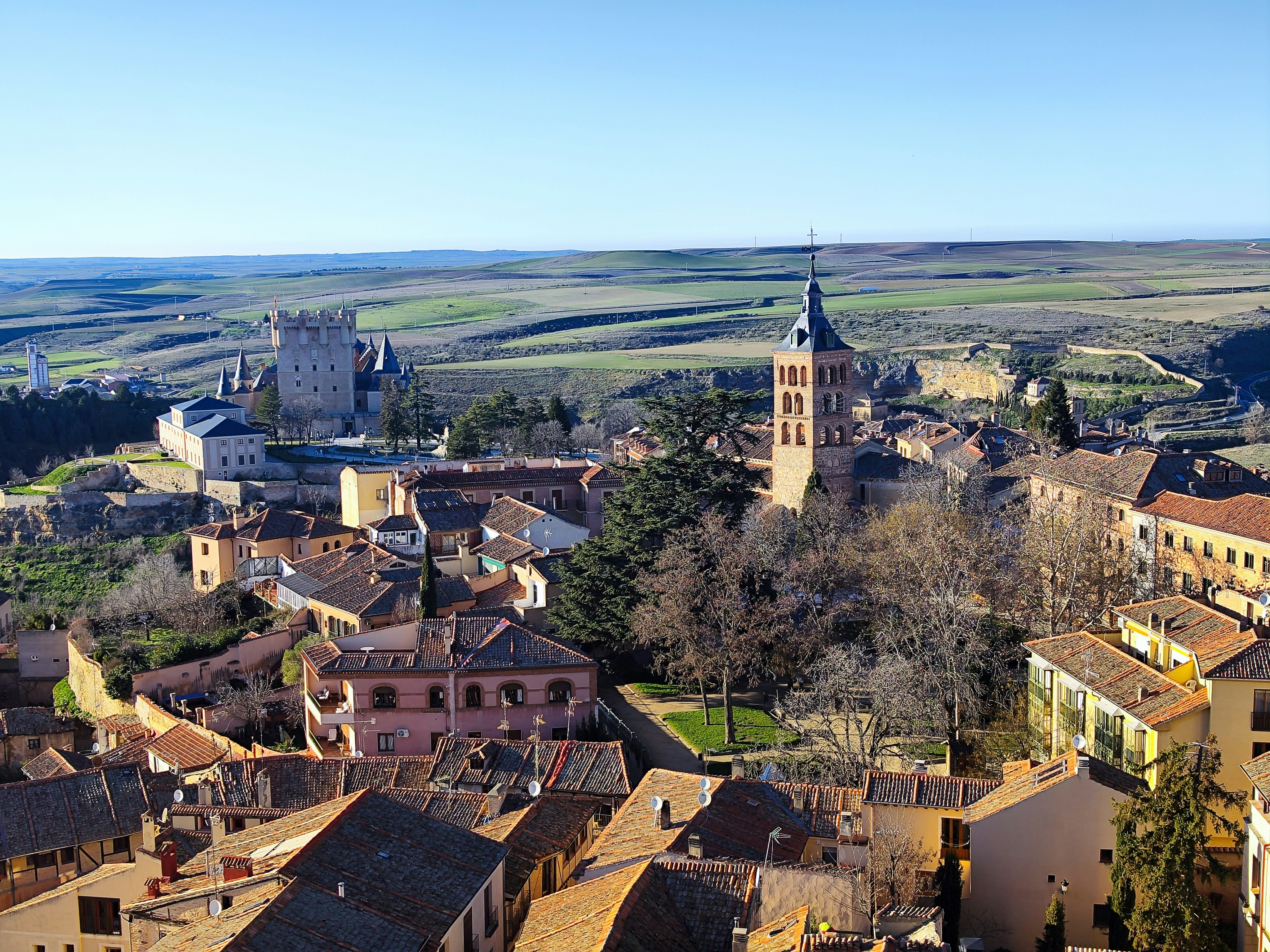 Panoramic view of Alcázar de Segovia and the old town. Spain. | a view of a town from a high point of view