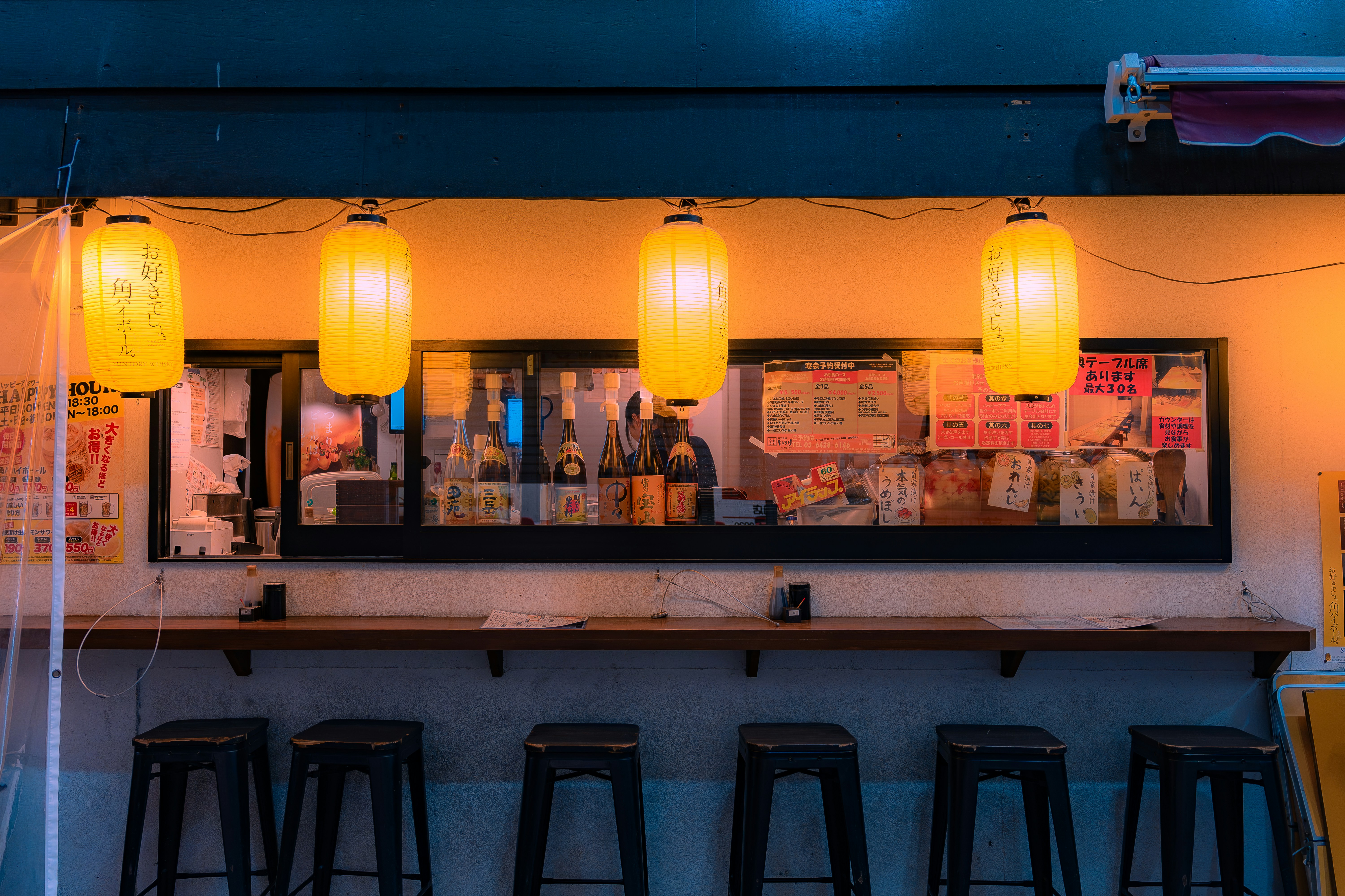 A row of bar stools in front of a bar photo – Free Tokyo Image on Unsplash