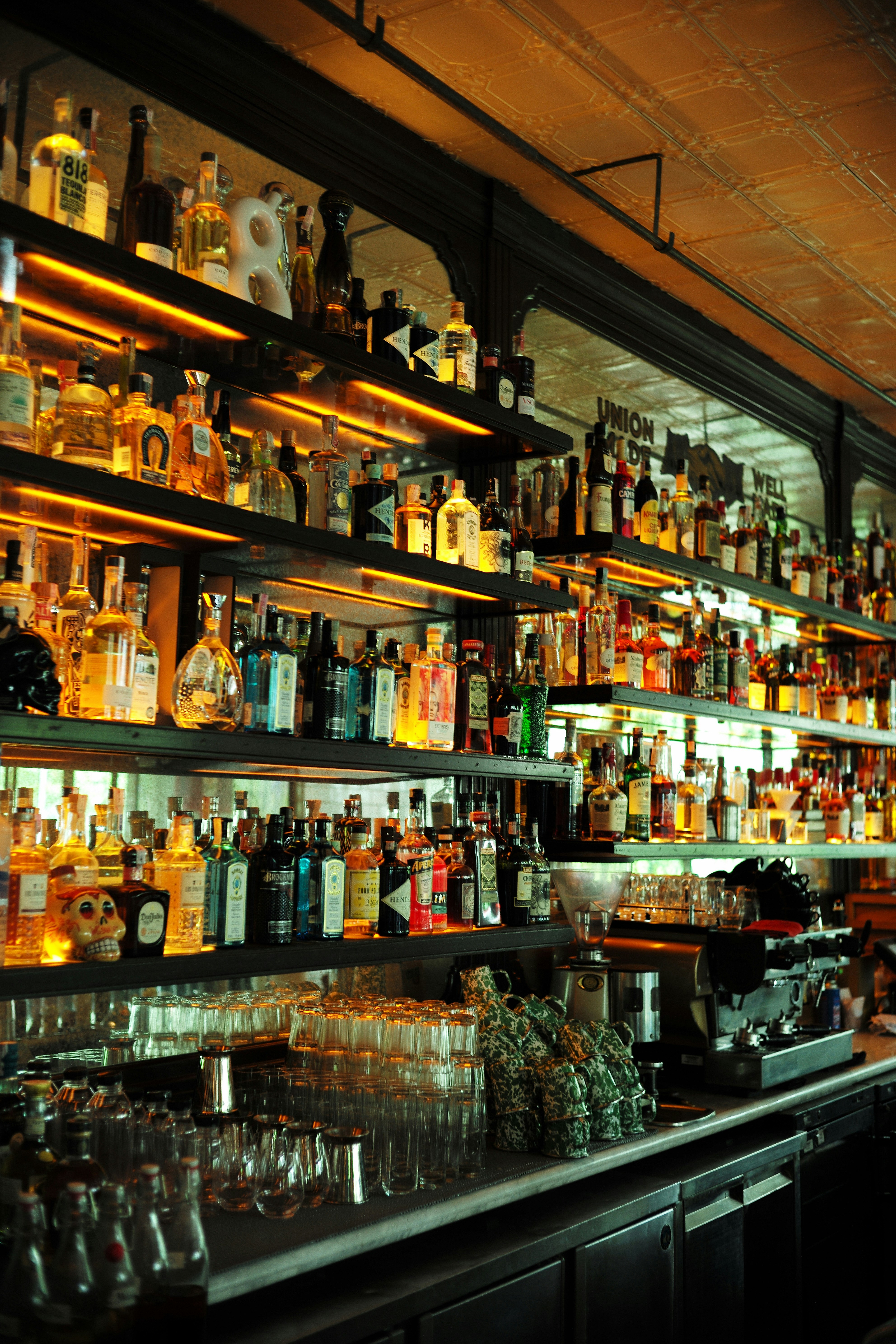 Un bar lleno de muchas botellas de alcohol foto – Imagen de Edificio ...