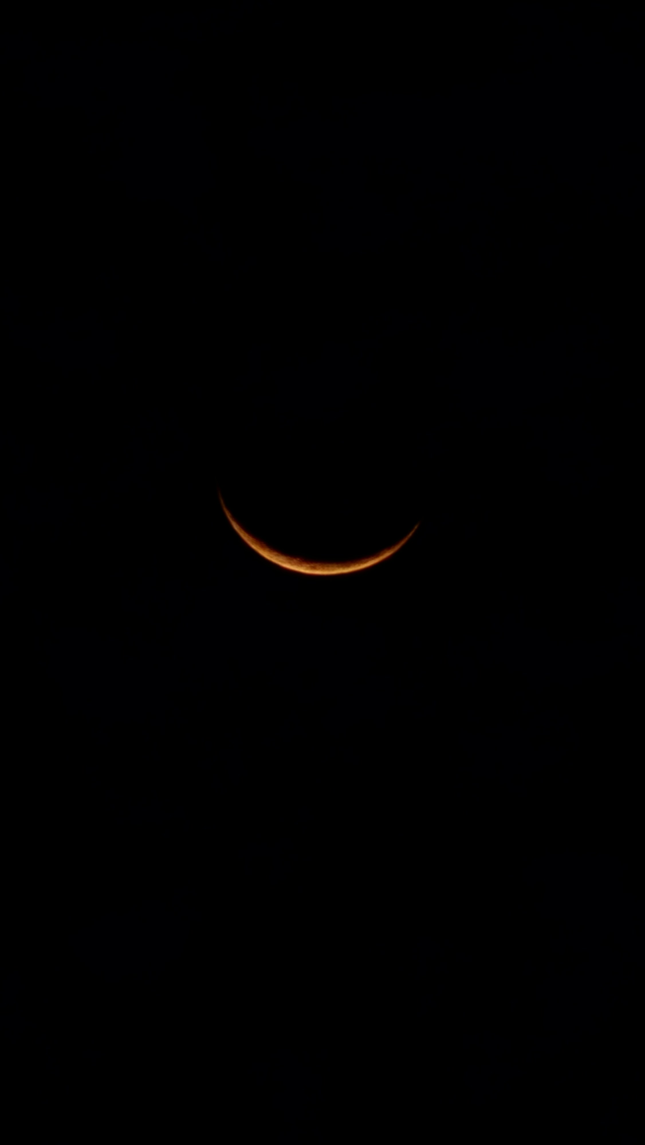 A crescent eclipse in the night sky photo – Free Chennai Image on Unsplash