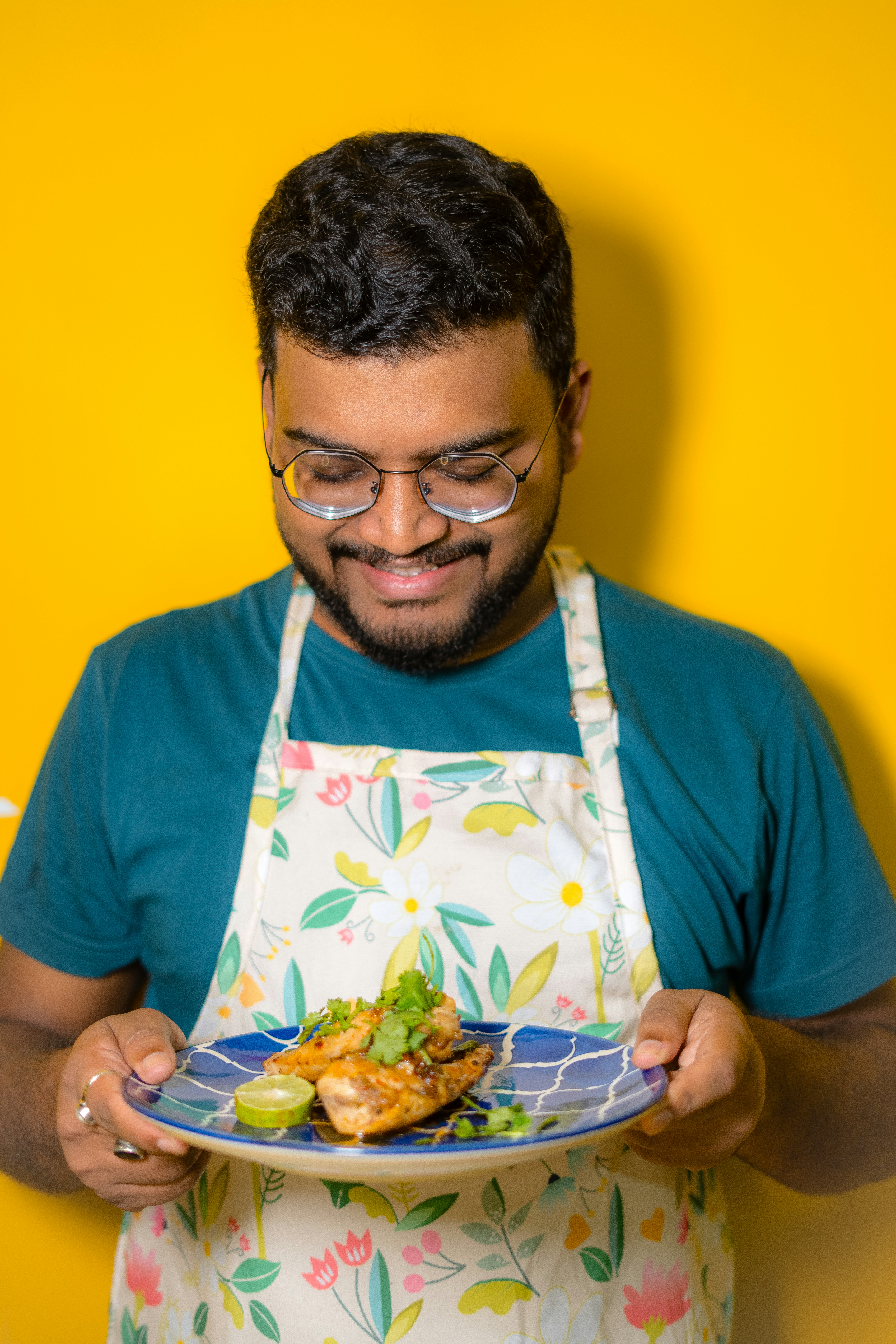 Bright Plate, Bright Mood: A Warm Yellow Studio Dinner Portrait