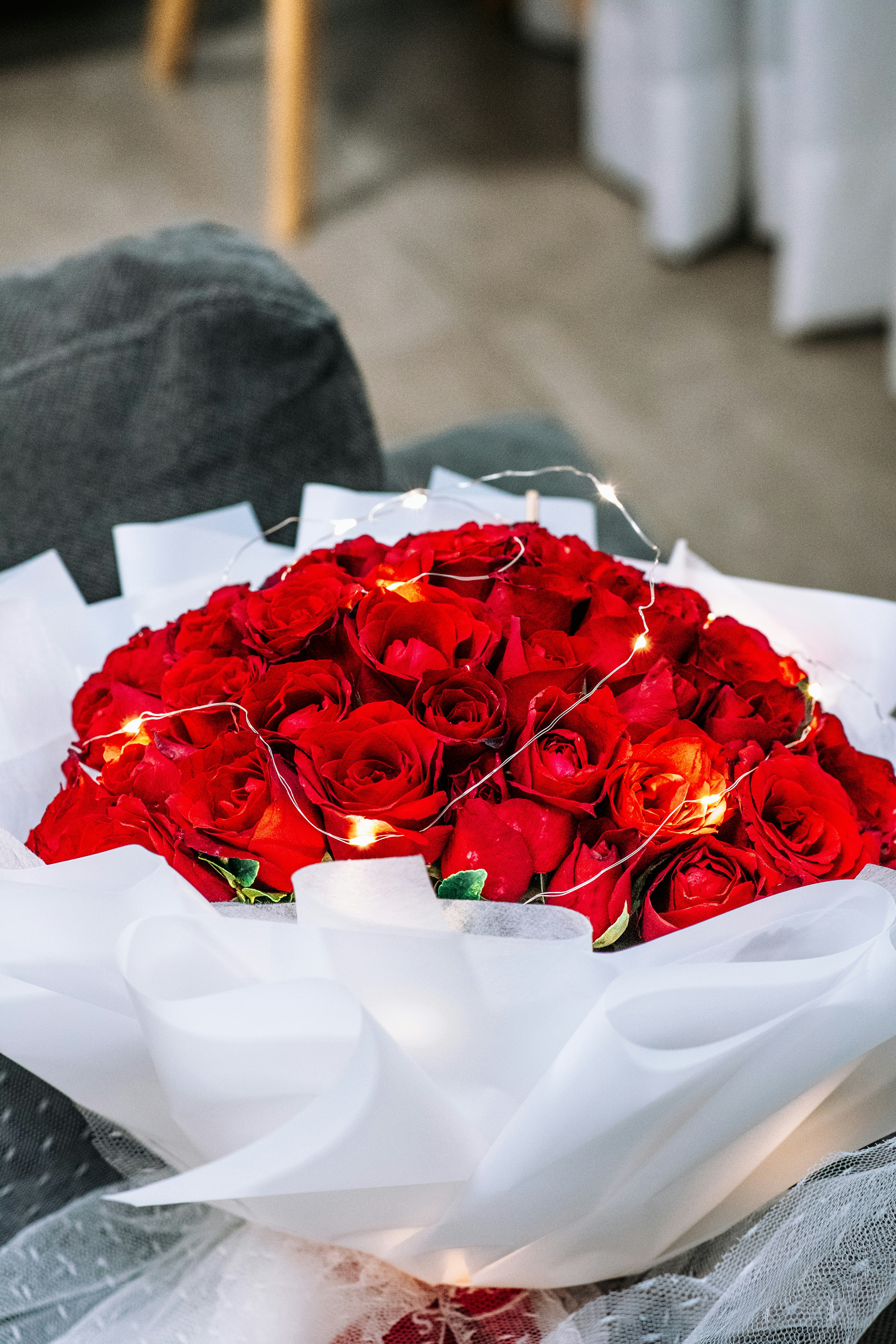 Un bouquet de roses rouges posé sur un canapé photo – Photo Rouge ...