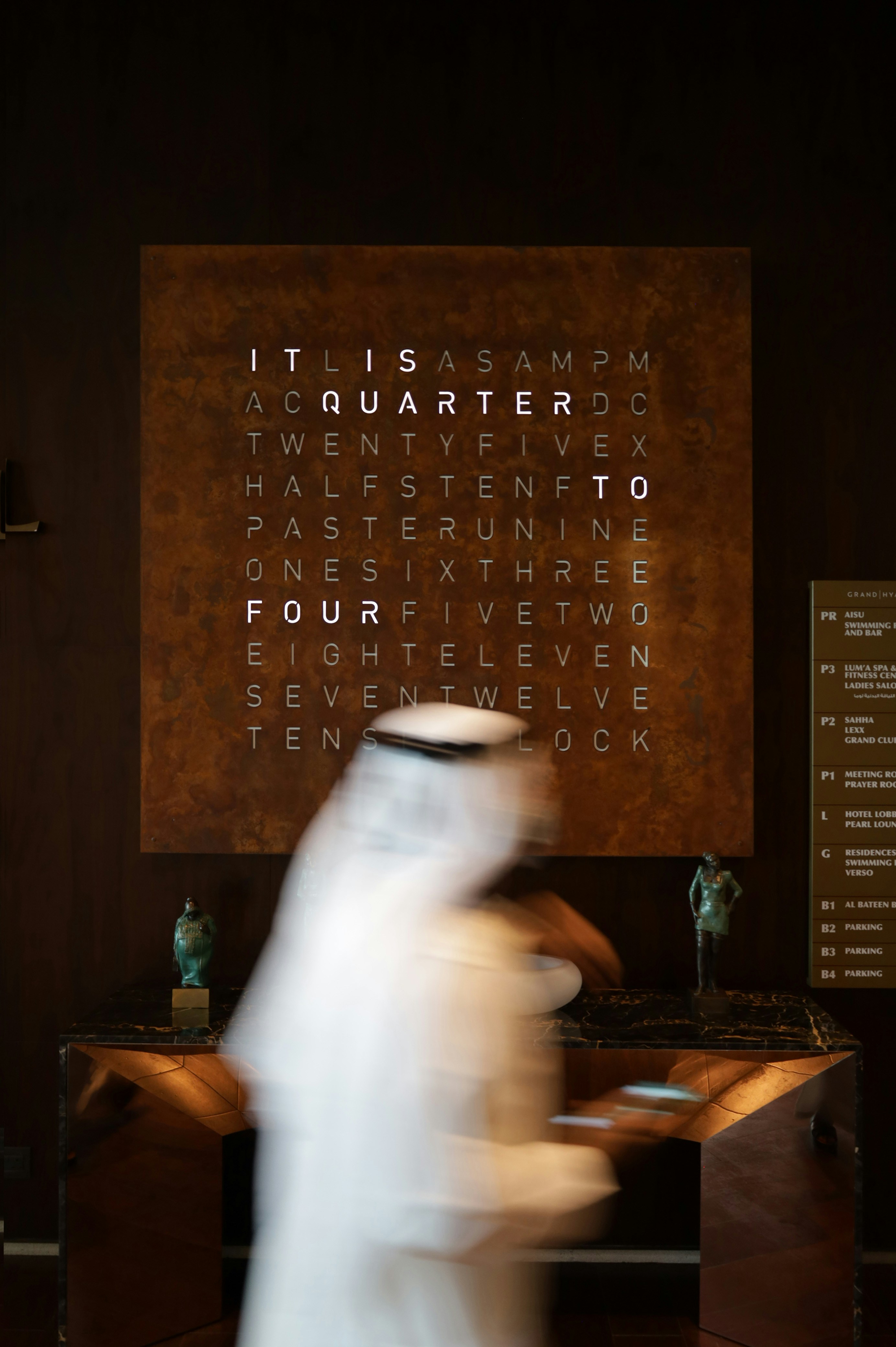 Una foto borrosa de una persona con una camisa blanca foto – Imagen de Hotel gratuita en Unsplash