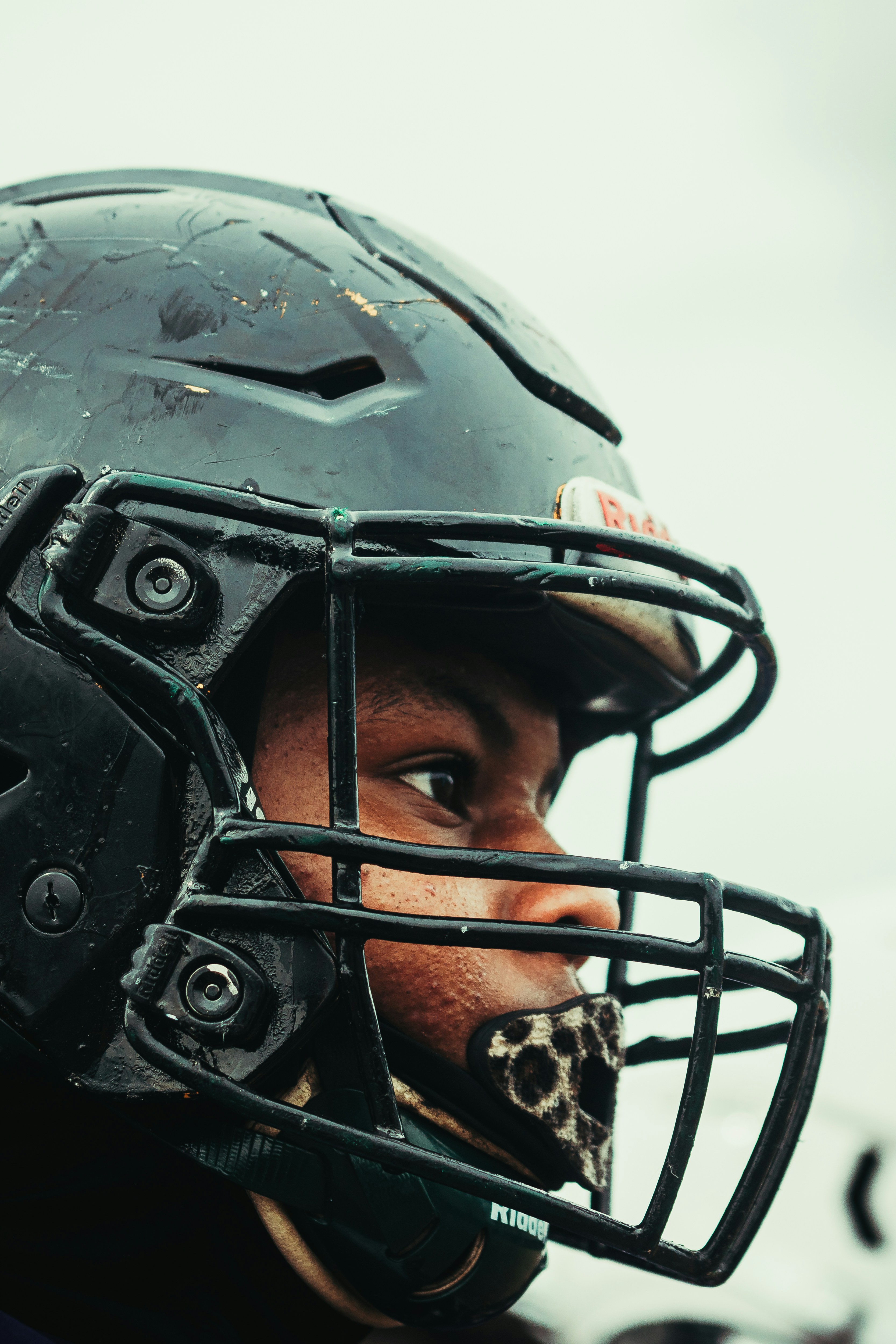 A close up of a person wearing a football helmet photo – Free Helmet ...