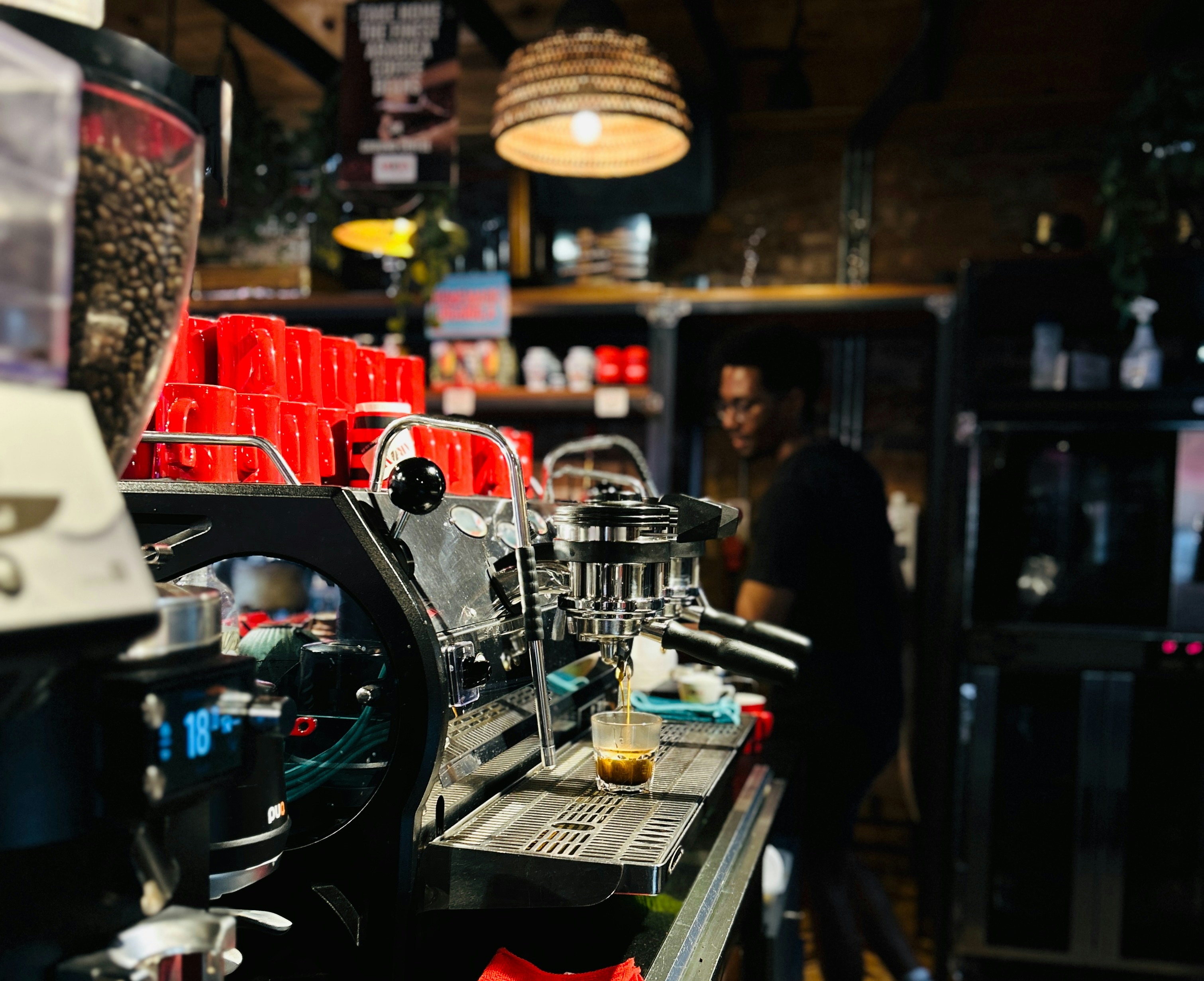Portafilter Focus: Precision and Steam in a Busy Café