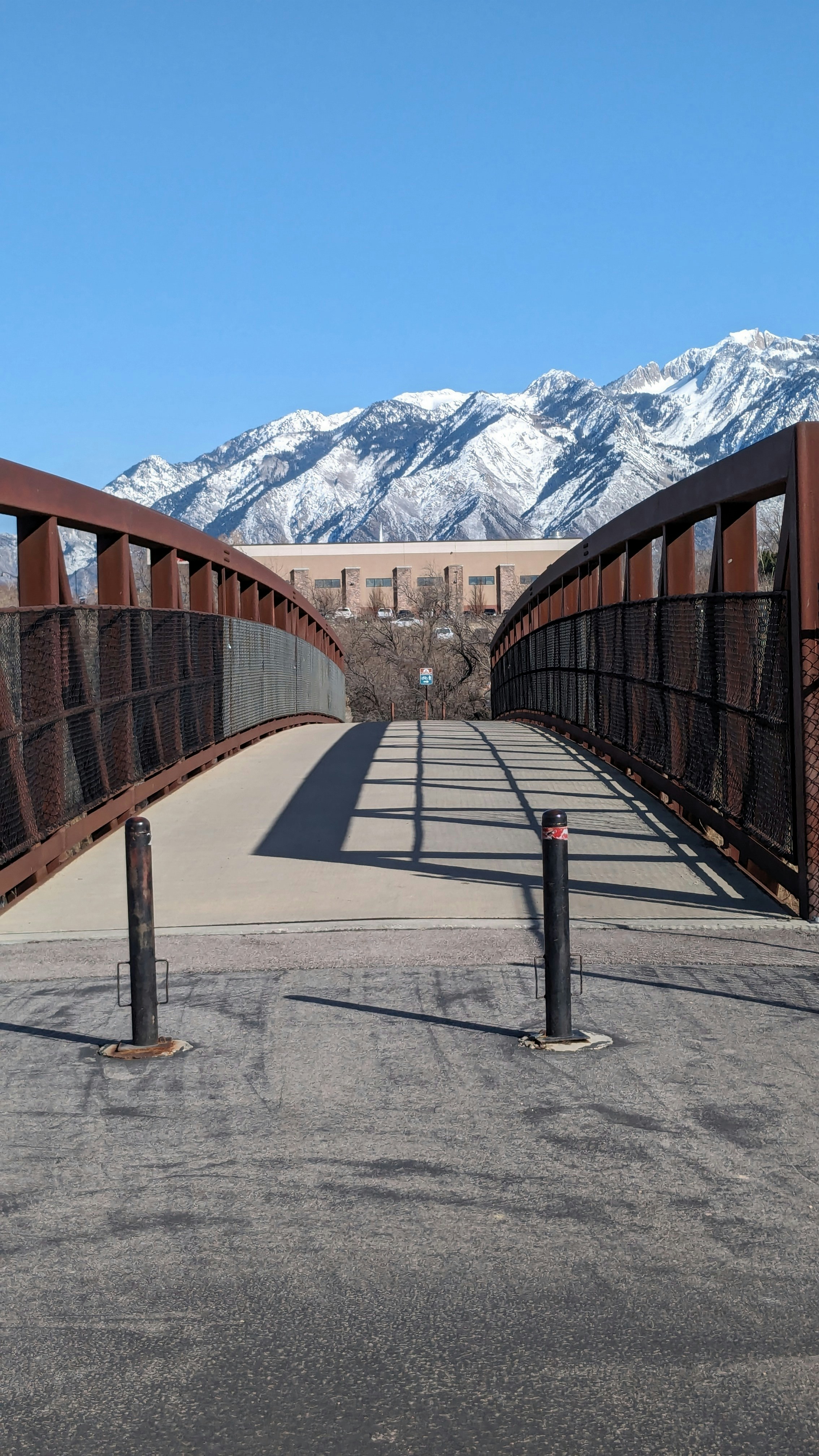 A bridge with mountains in the background photo – Free Ut Image on Unsplash