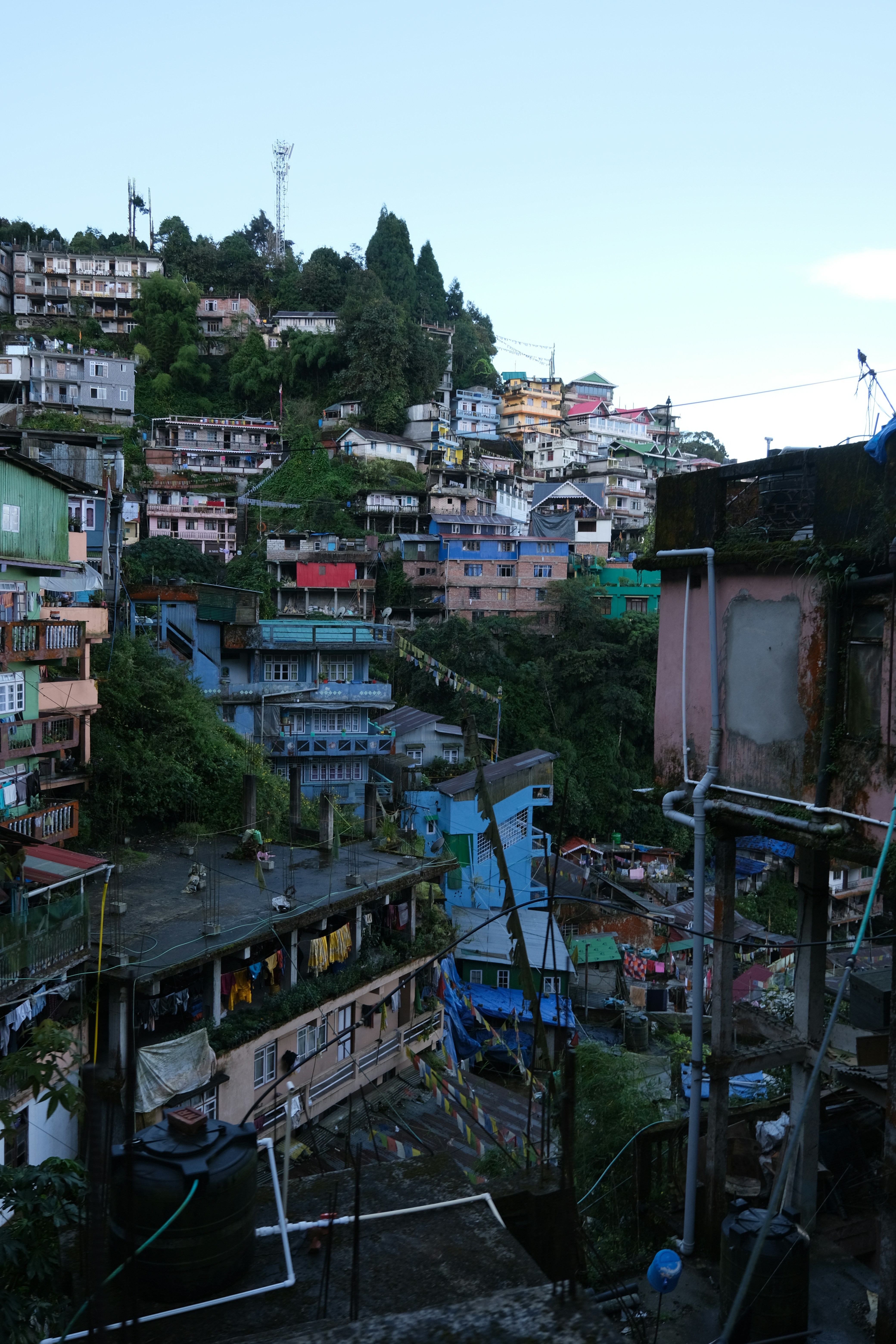A hillside with a bunch of houses on top of it photo – Free Darjeeling ...