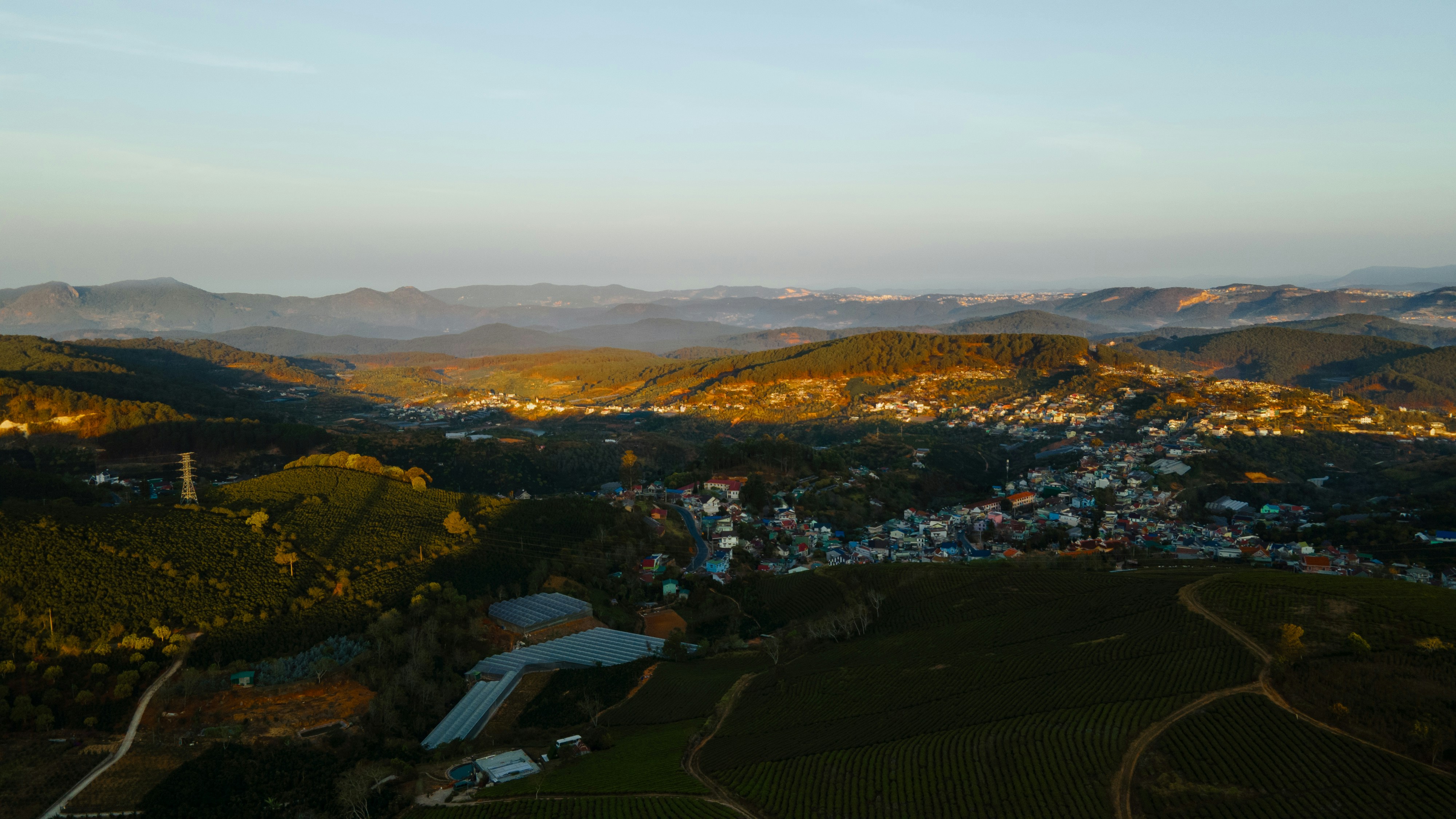 An aerial view of a small town in the mountains photo – Free Cầu đất ...