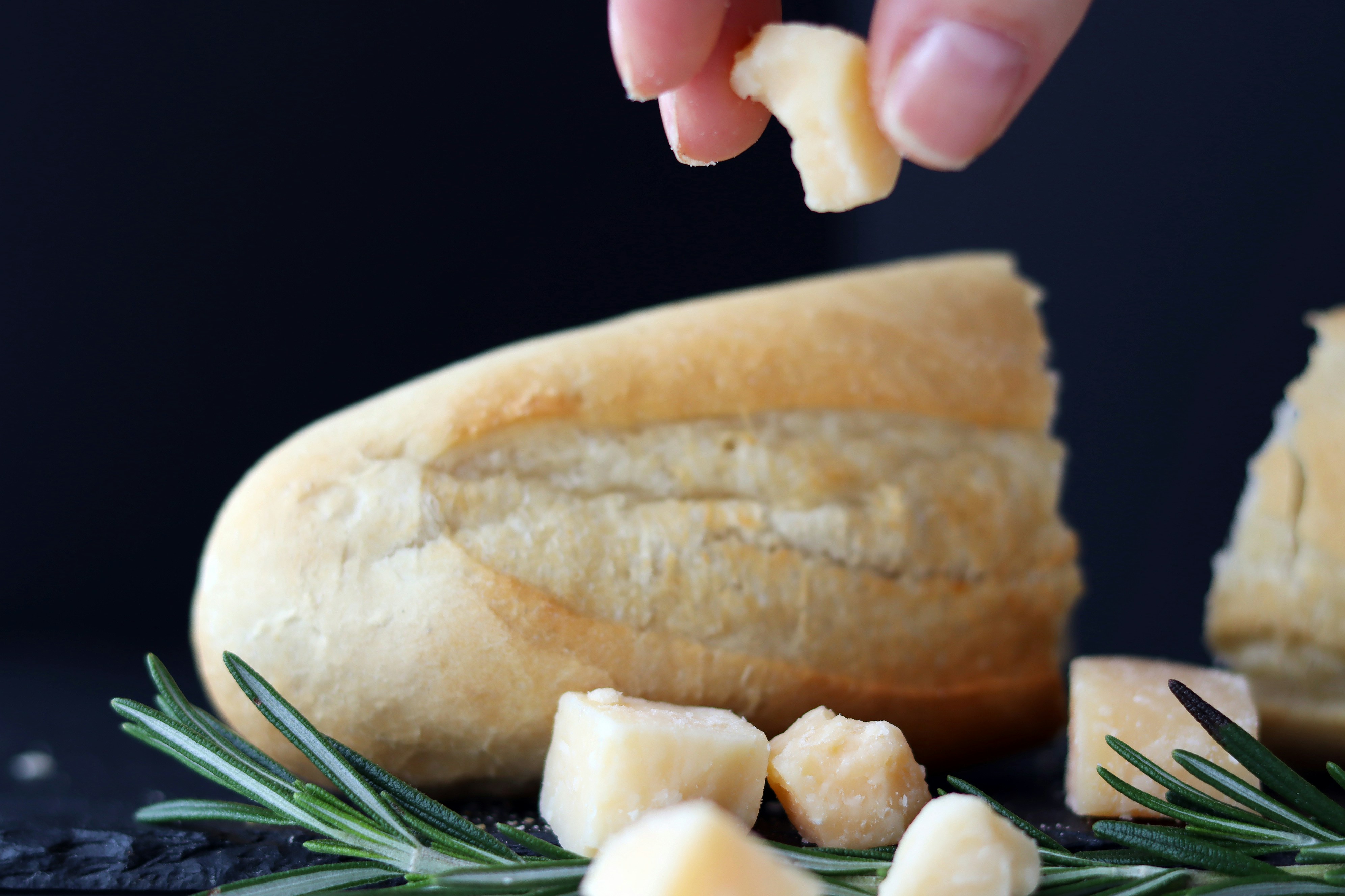 Foto Un pedazo de pan al que se le ha dado un bocado – Imagen Pan de ...