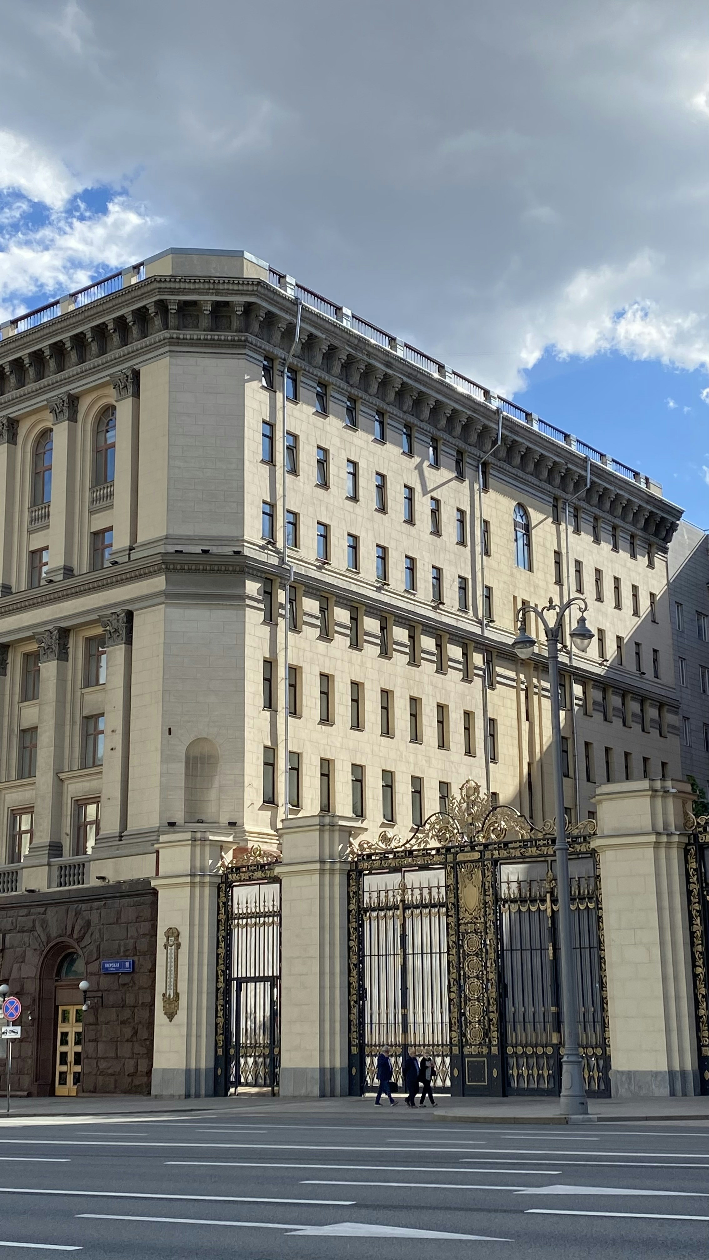 A large building with a tall gate in front of it photo – Free City ...
