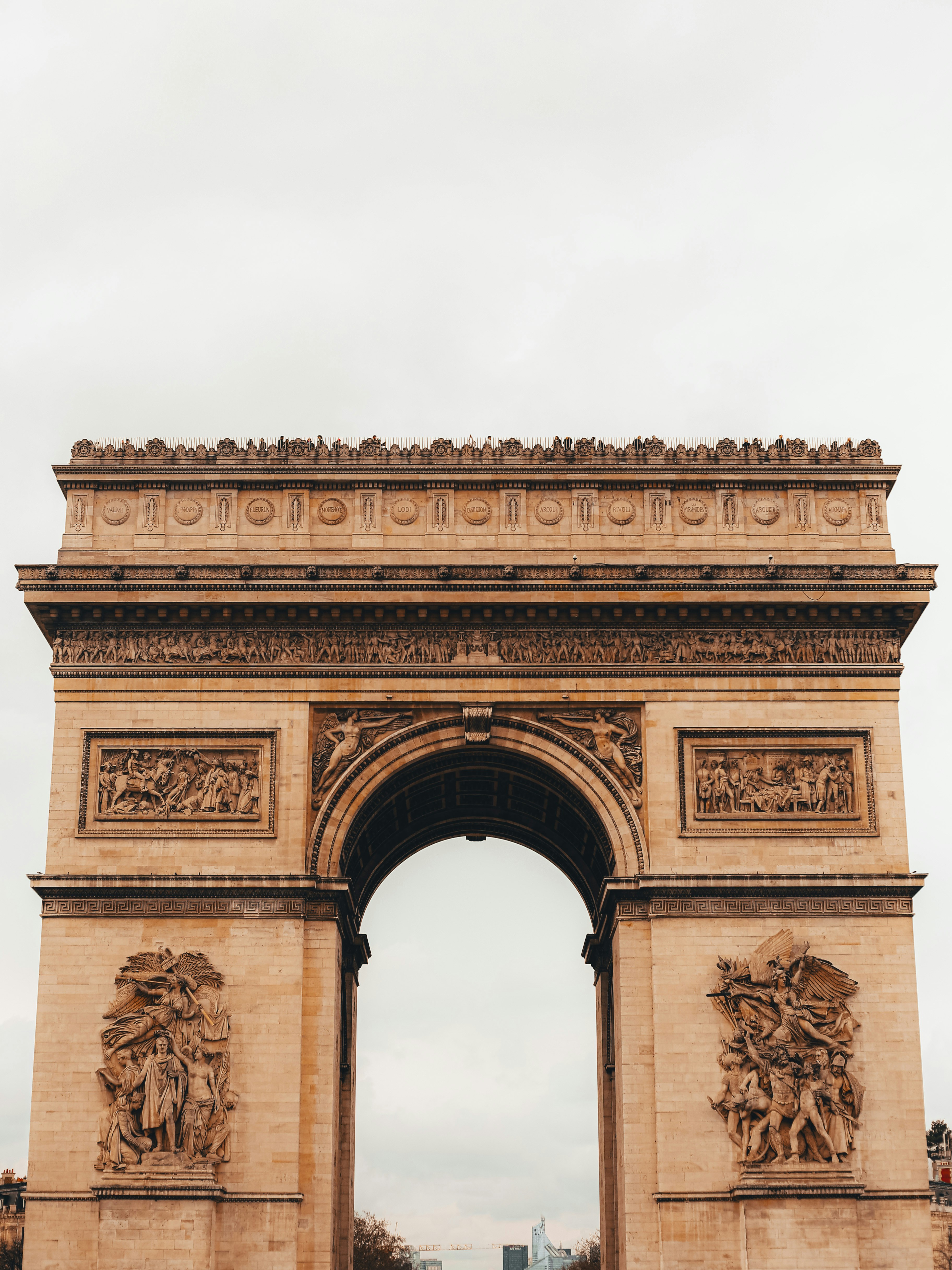 A large stone arch with statues on it photo – Free Paris Image on Unsplash