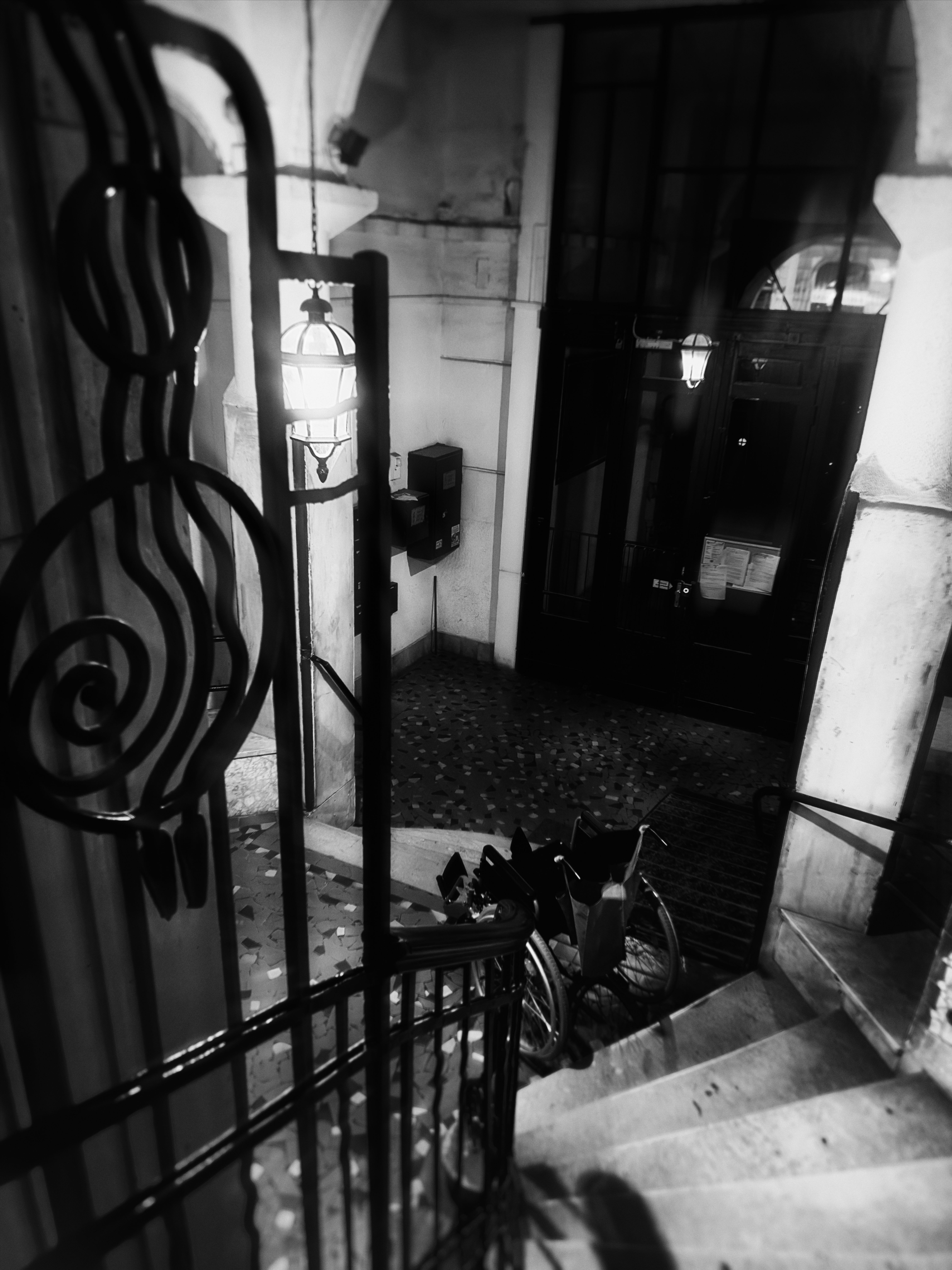 Una foto en blanco y negro de una caja de escalera foto – Imagen de ...