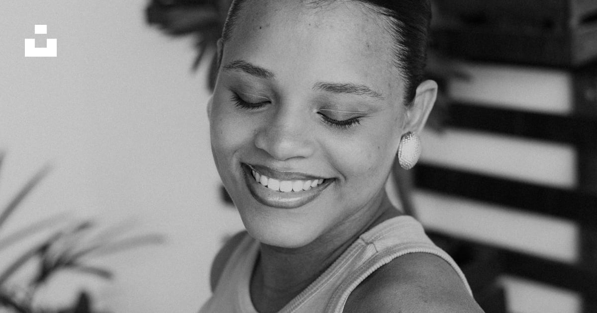 Foto Uma Foto Em Preto E Branco De Uma Mulher Sorrindo Imagem De