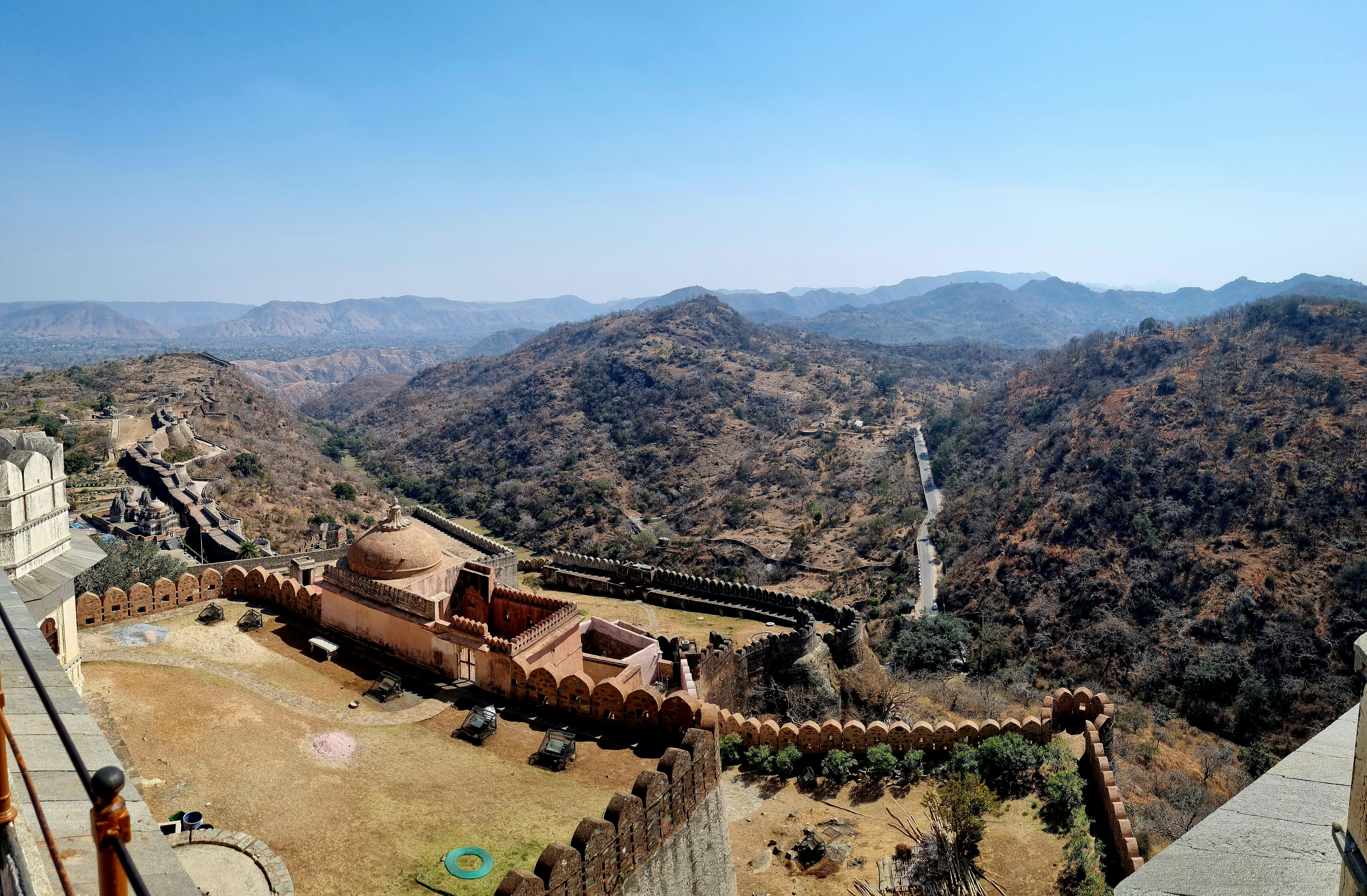 A view of the mountains from the top of a building photo – Free ...