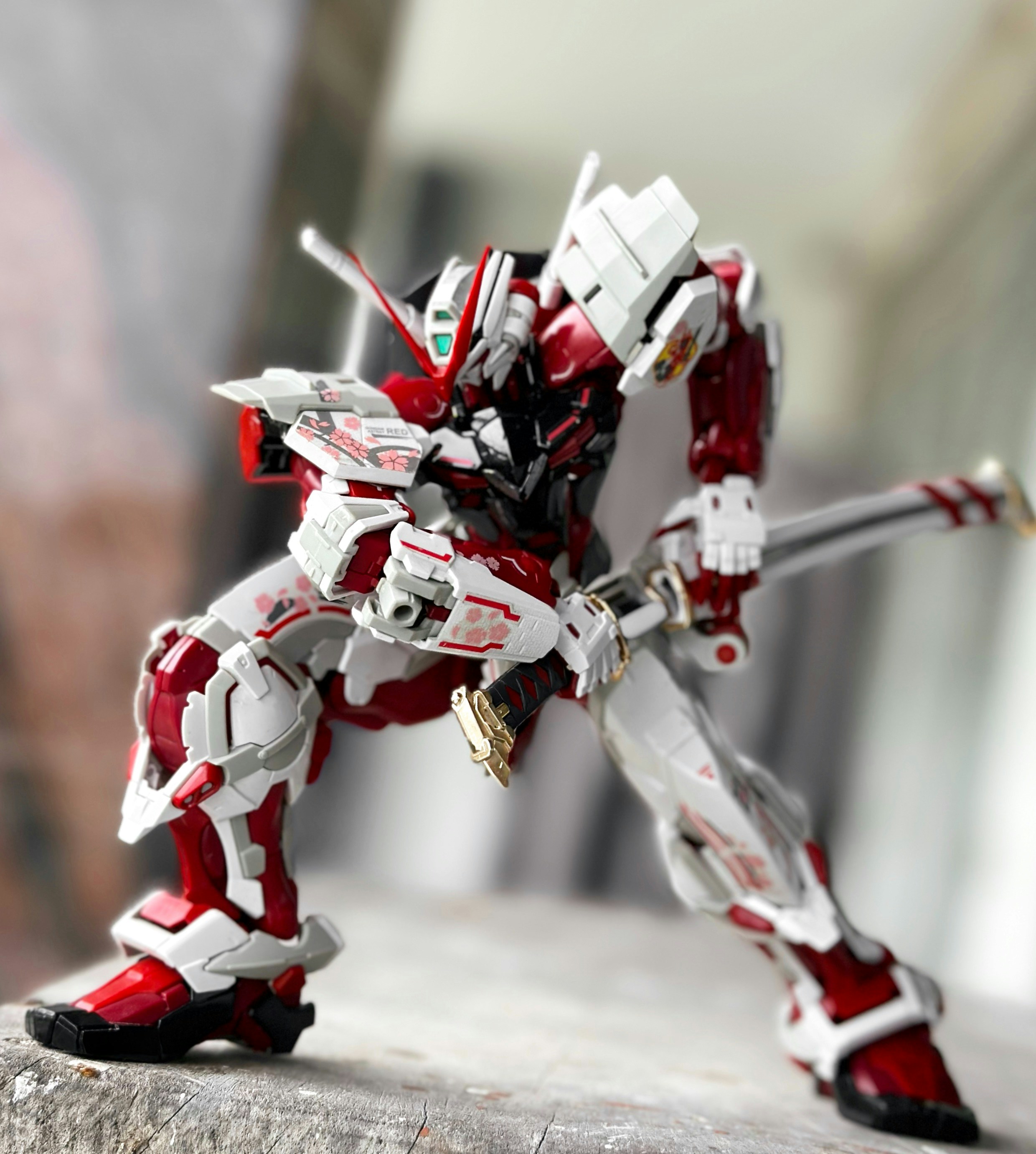 Un robot rouge et blanc avec une épée photo – Image gratuite de Jouet ...