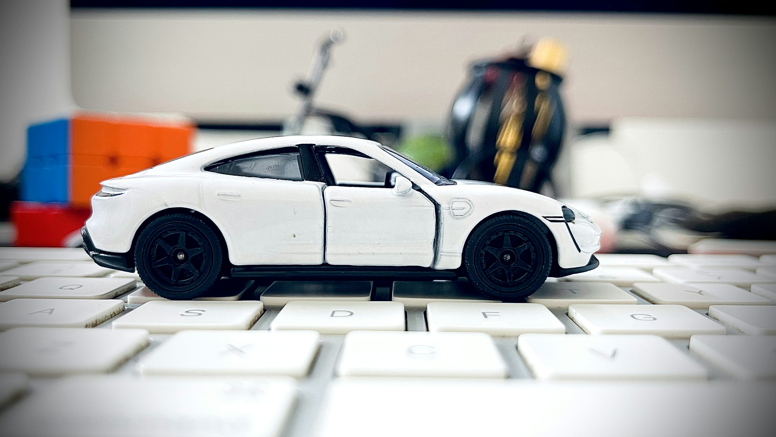 Une voiture miniature posée sur un clavier d’ordinateur photo – Image ... Une voiture miniature posée sur un clavier d’ordinateur photo – Image ...