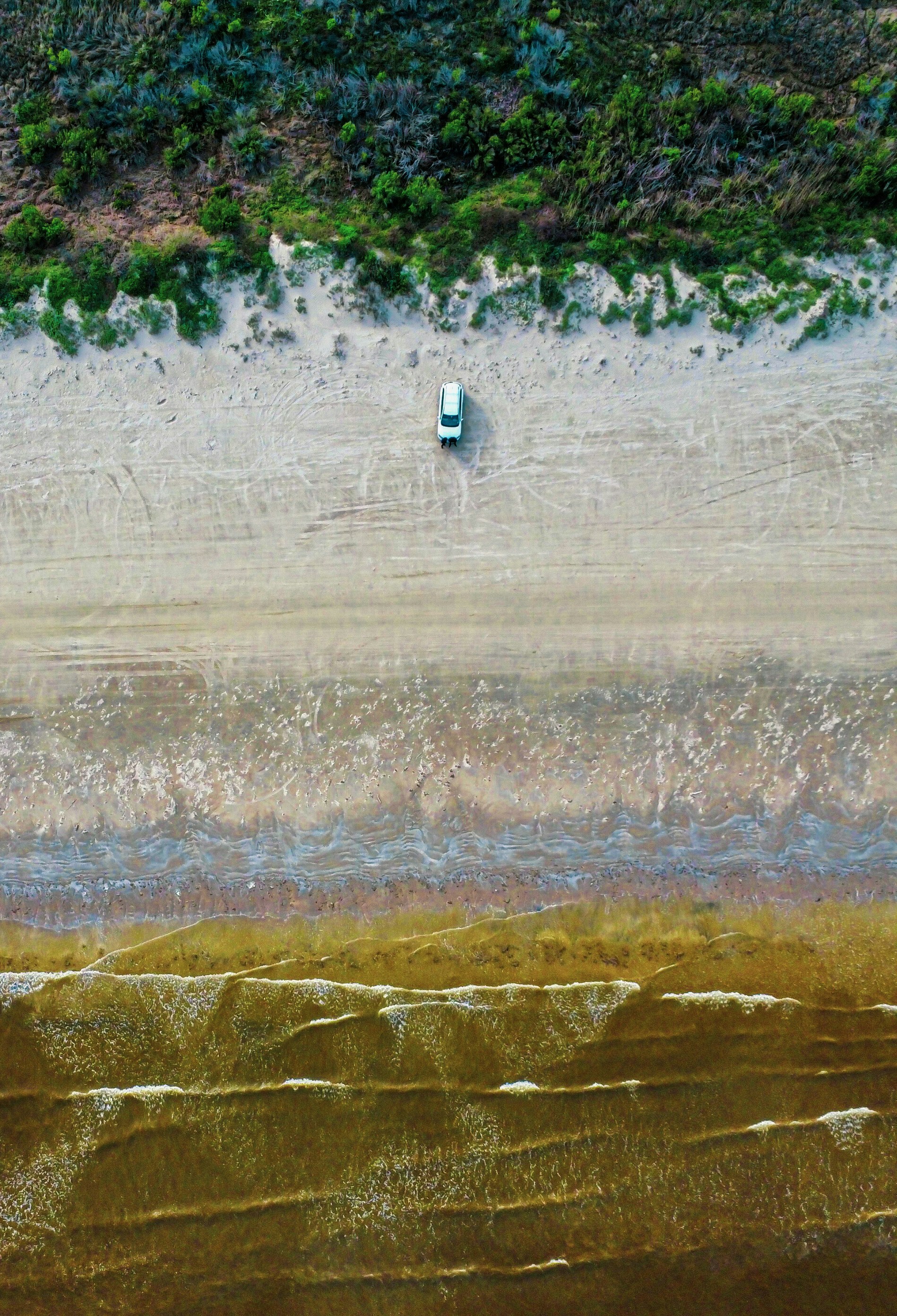 Drone shot, beach and 4x4 offroad