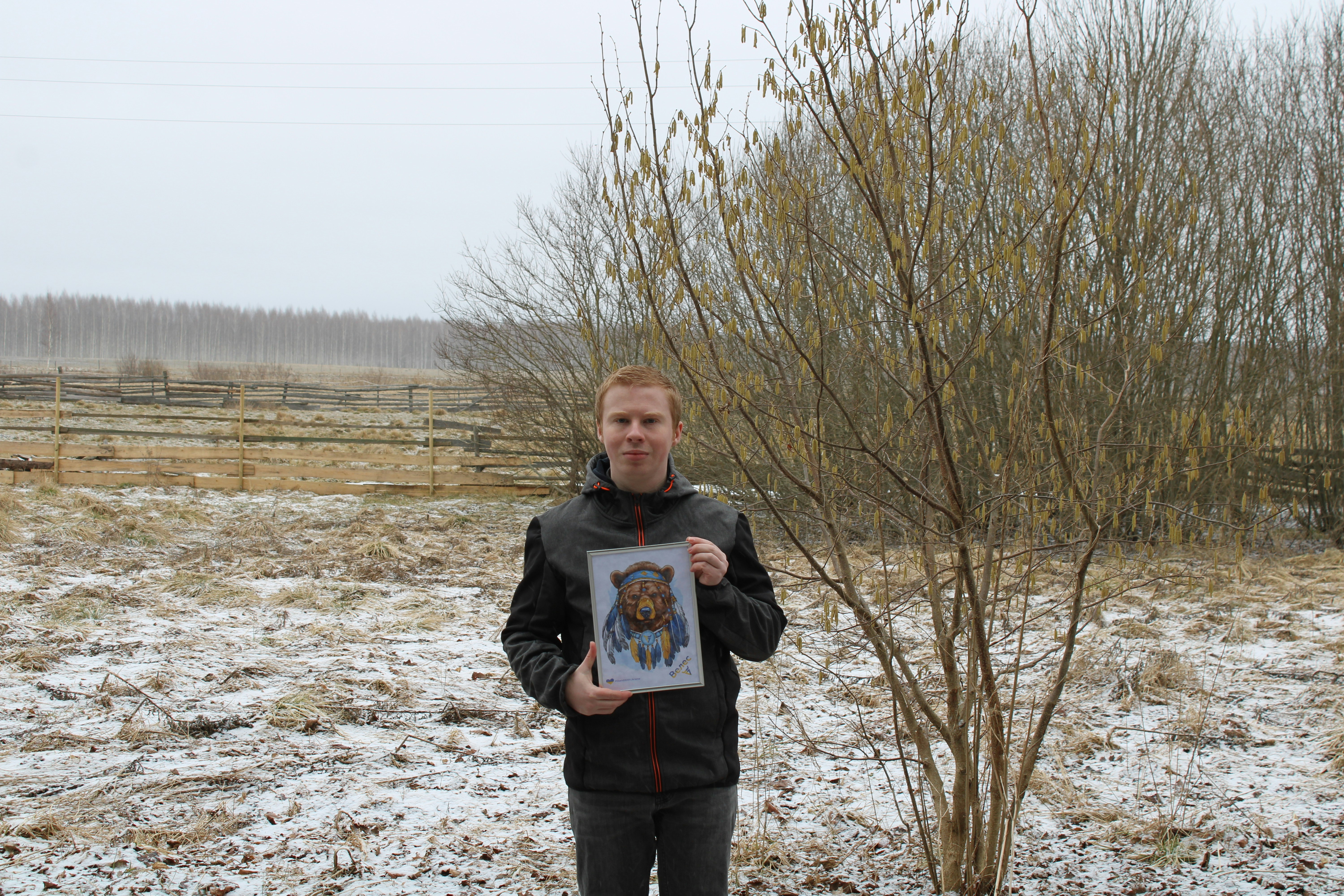 Un hombre sosteniendo una imagen frente a un árbol desnudo foto – Imagen de Cultura ucraniana ...