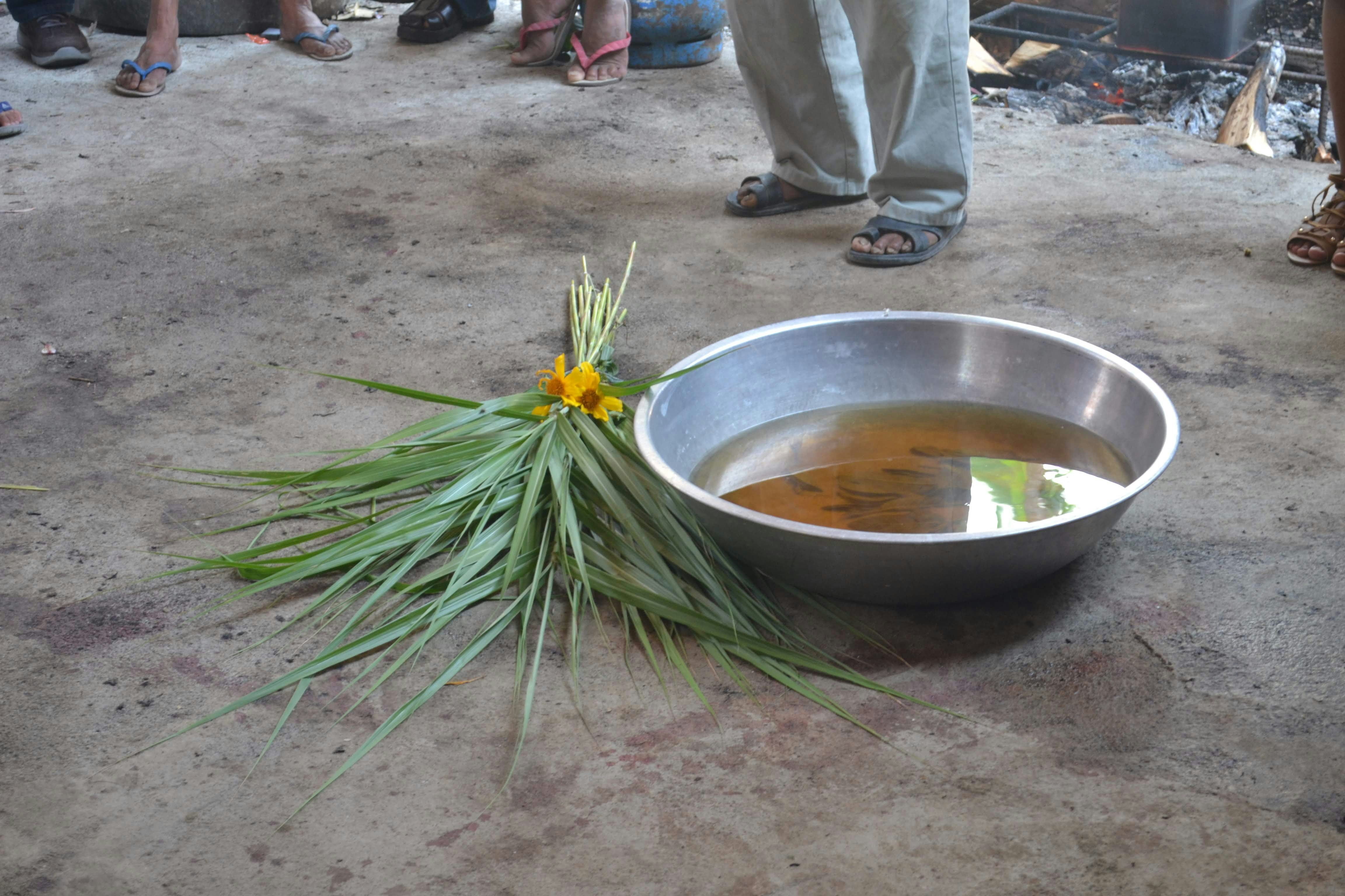 A traditional Kankanaey ritual of washing the hands using boiled guava leaves at a funeral. ("peg-as"). Dual-licensed under CC-BY-SA 4.0.