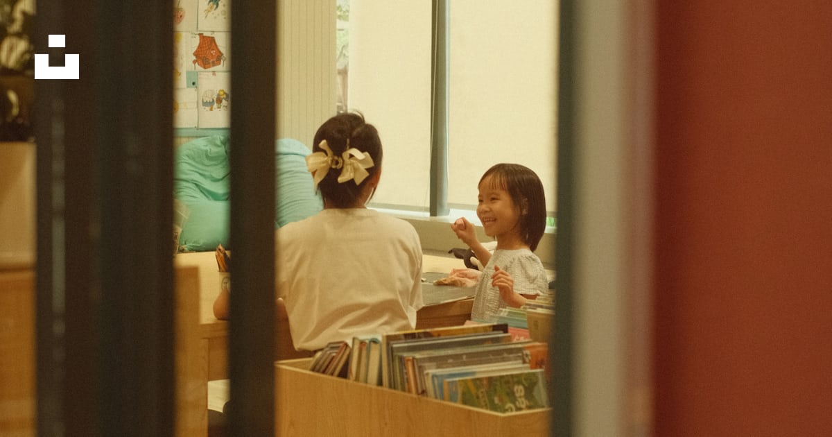 방의 테이블에 앉아있는 사람들의 그룹 사진 Unsplash의 무료 초상 이미지