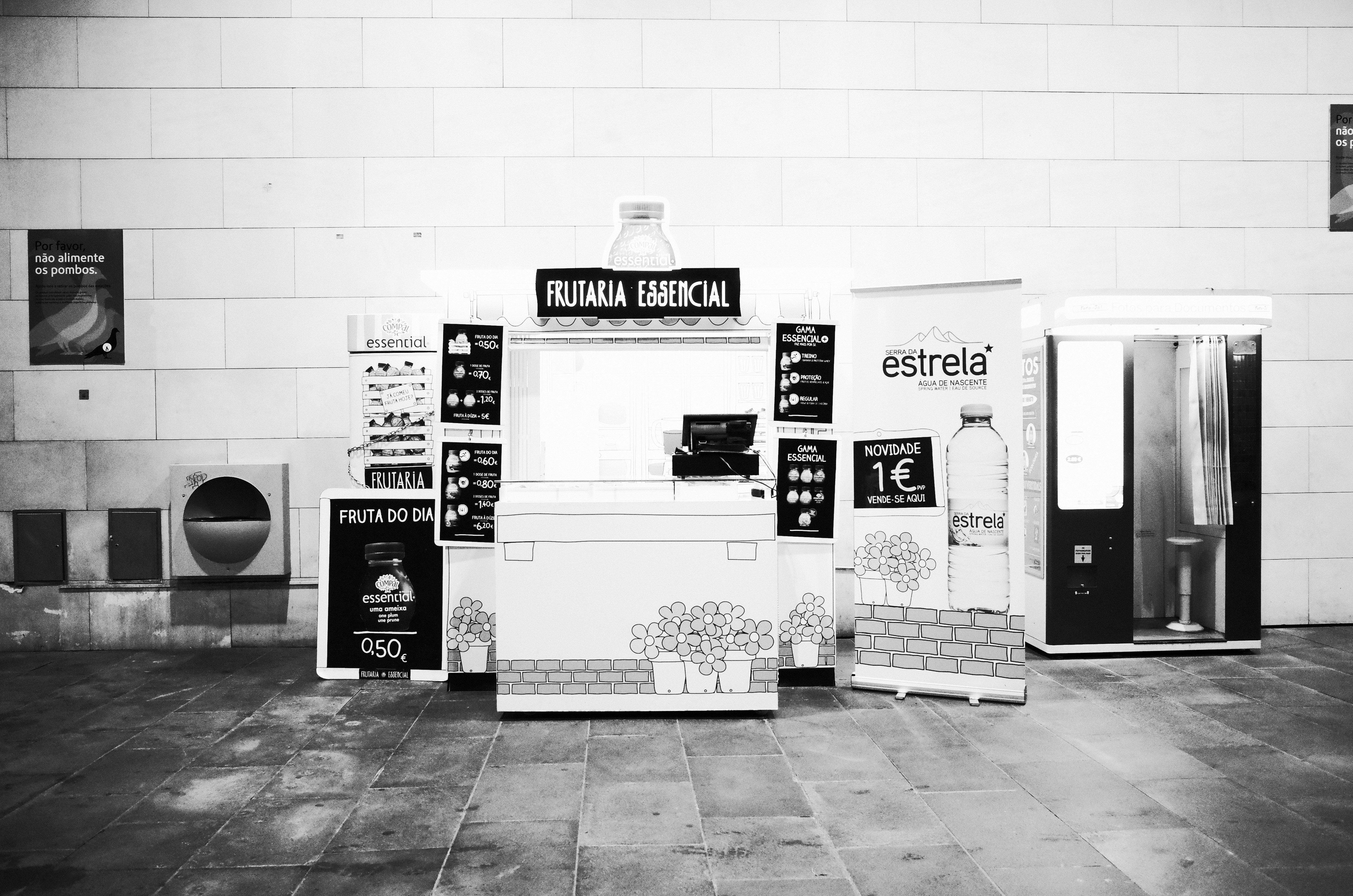Centered Concession Row in a Quiet, Monochrome Subway Hall