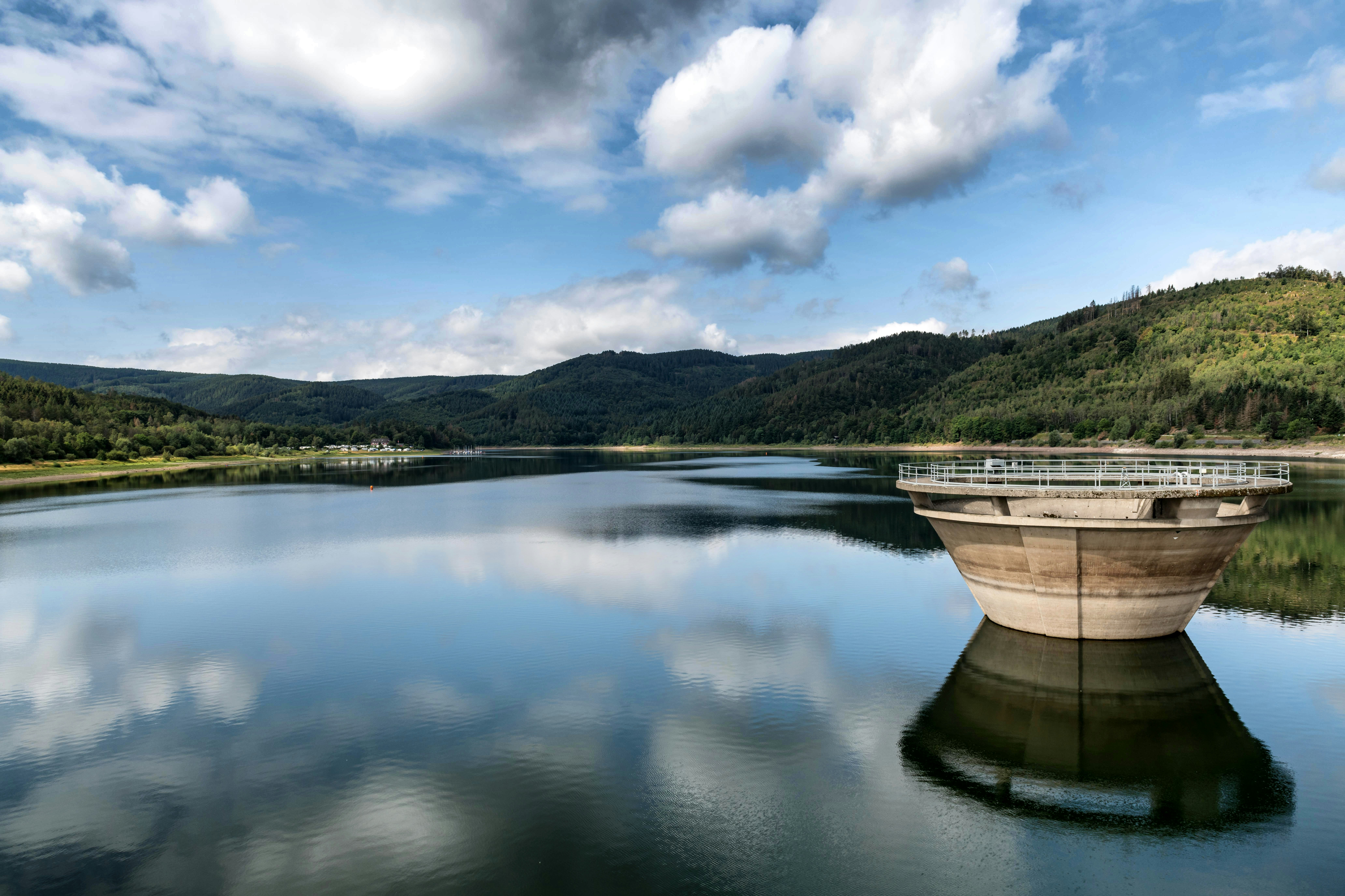Foto Una gran masa de agua rodeada de montañas – Imagen Deutschland ...