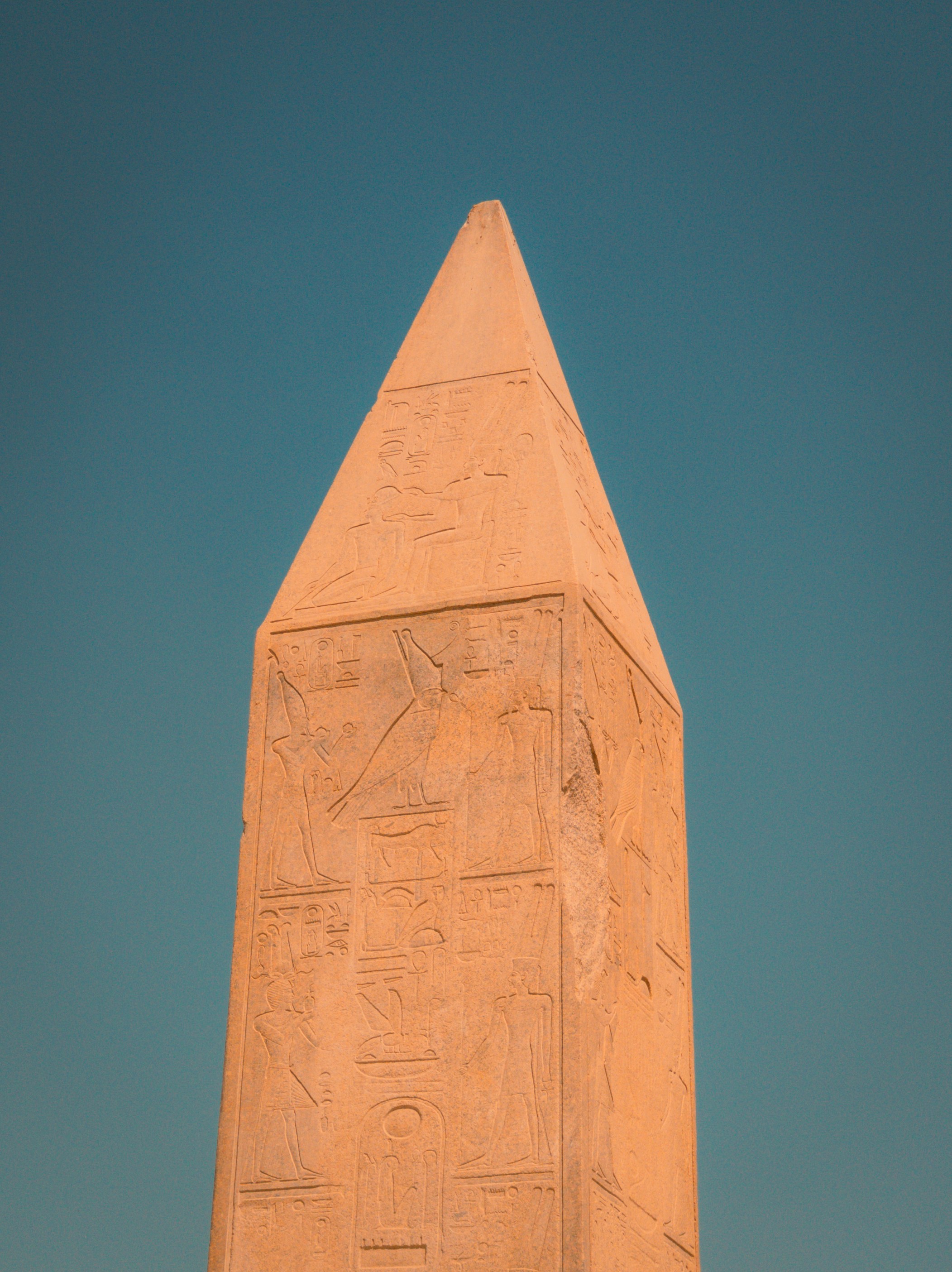 A tall obelisk with egyptian writing on it photo – Free Grey Image on ...