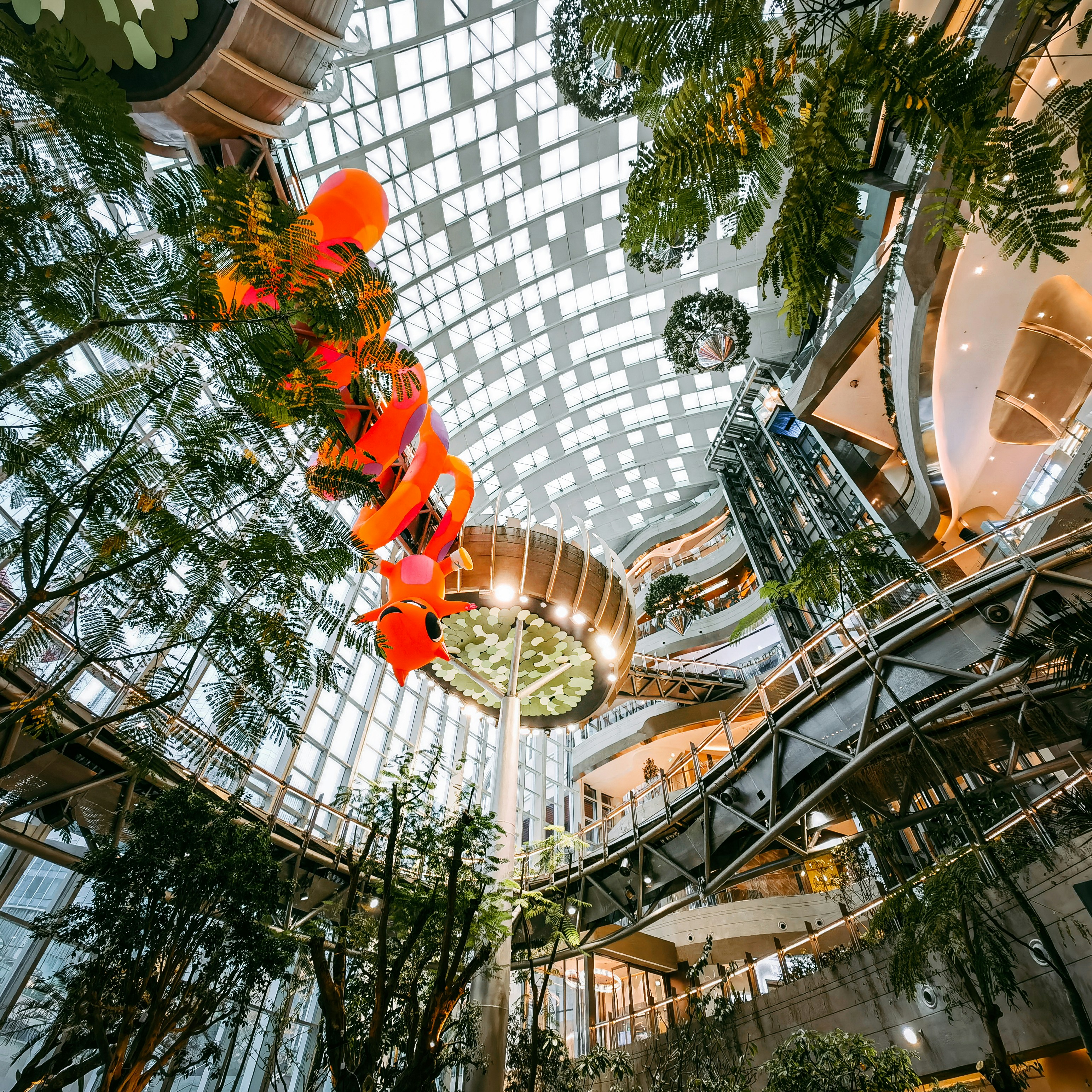 A large atrium with a lot of plants photo – Free Nature Image on Unsplash