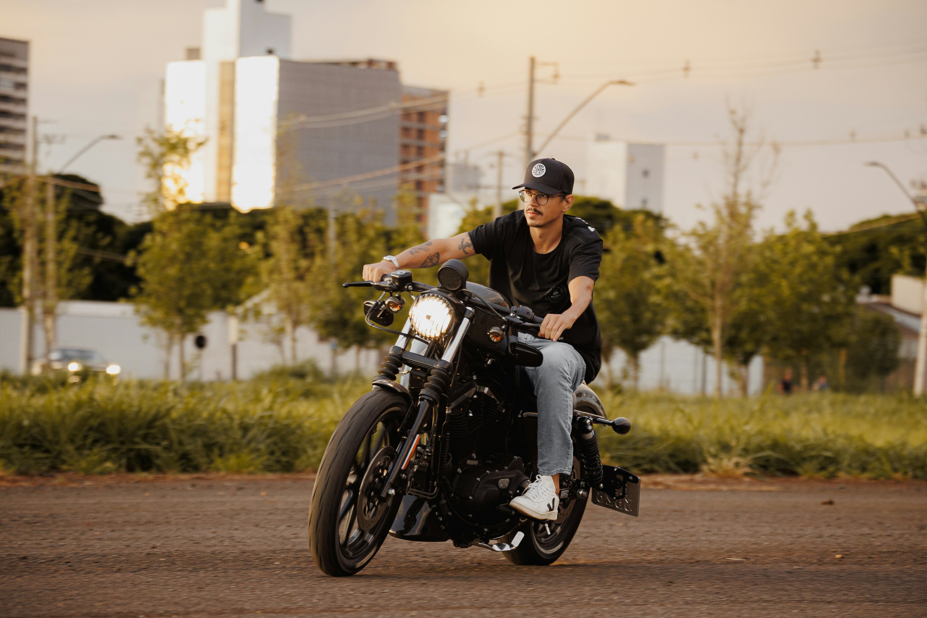 A man riding on the back of a motorcycle photo – Free Maringá - pr ...