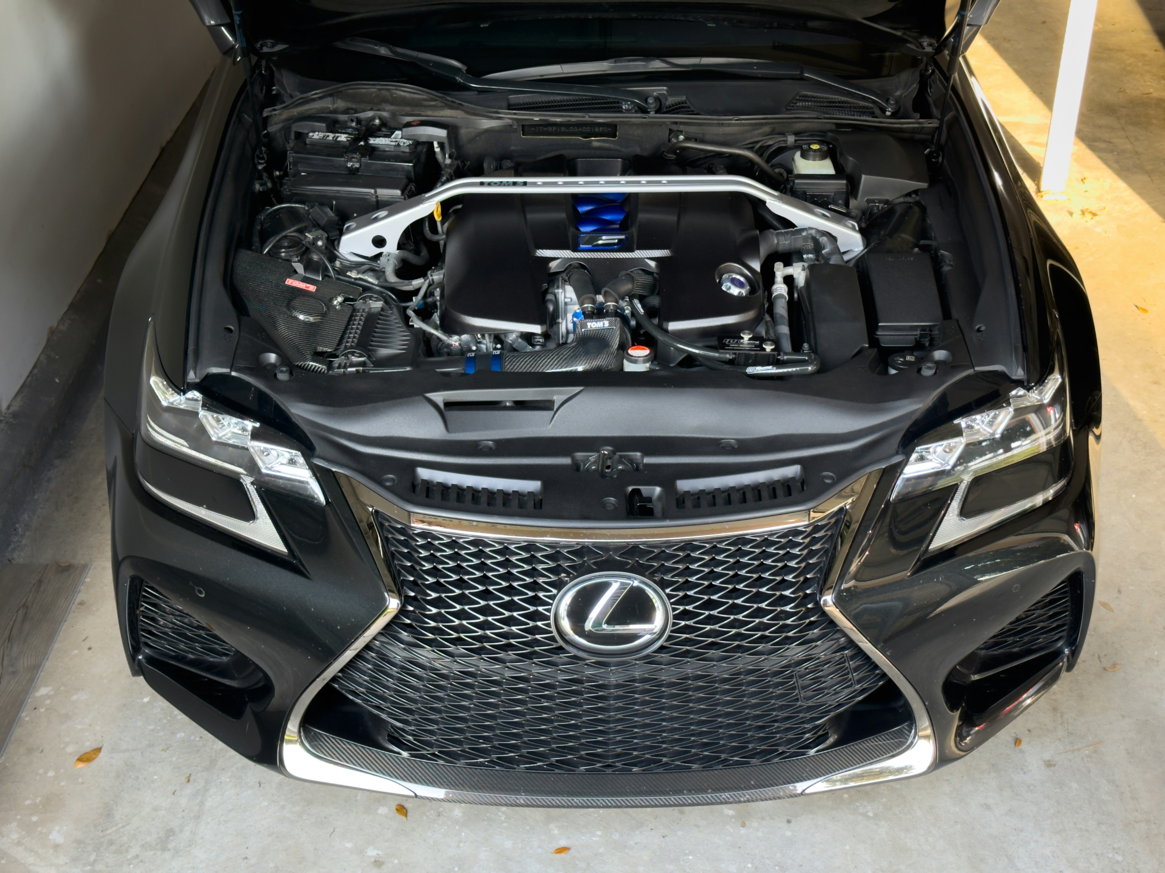 Le capot d’une voiture avec le capot ouvert photo – Image gratuite de ...