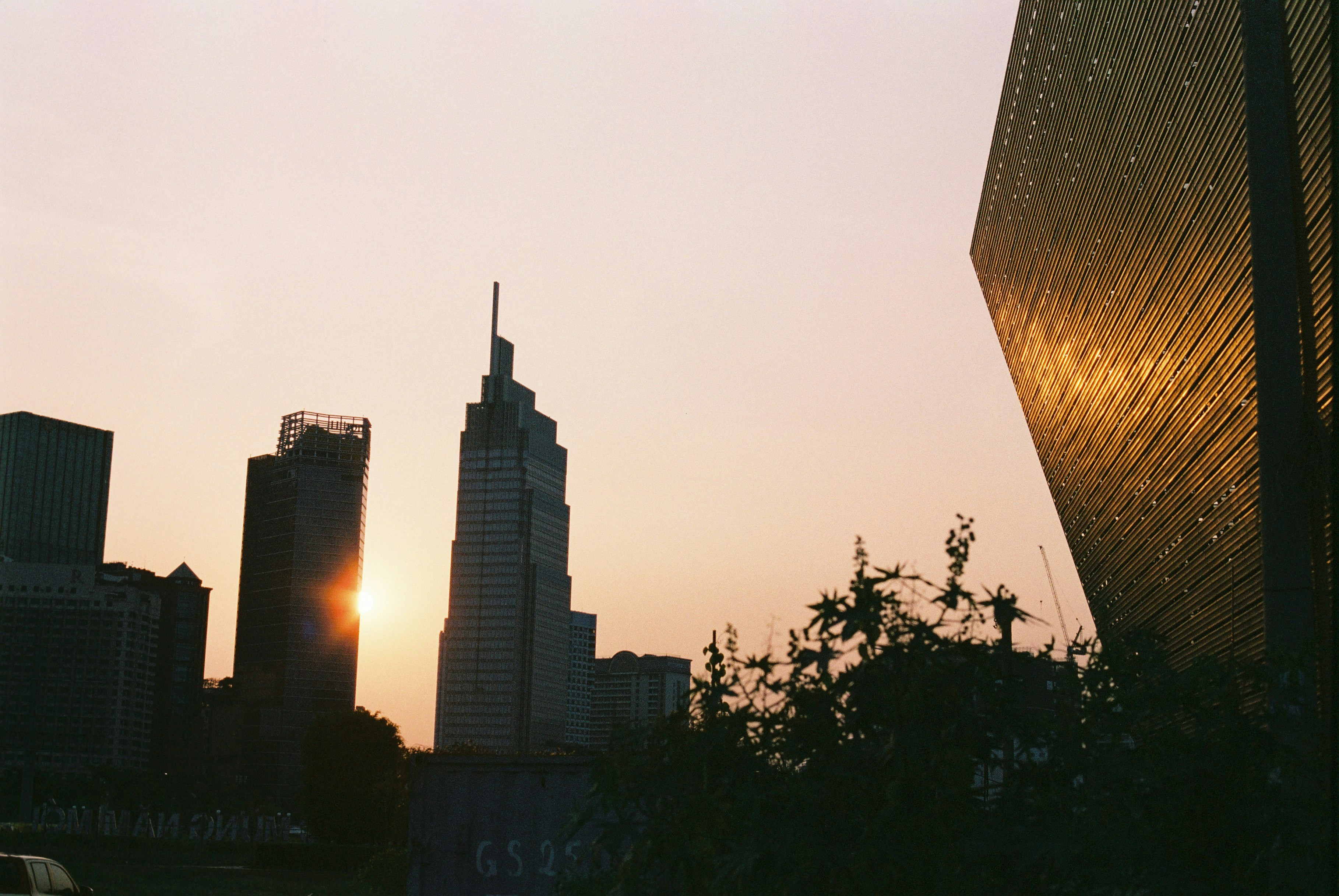 Sunrise Over Skyline: A Quiet Moment Between Glass Giants