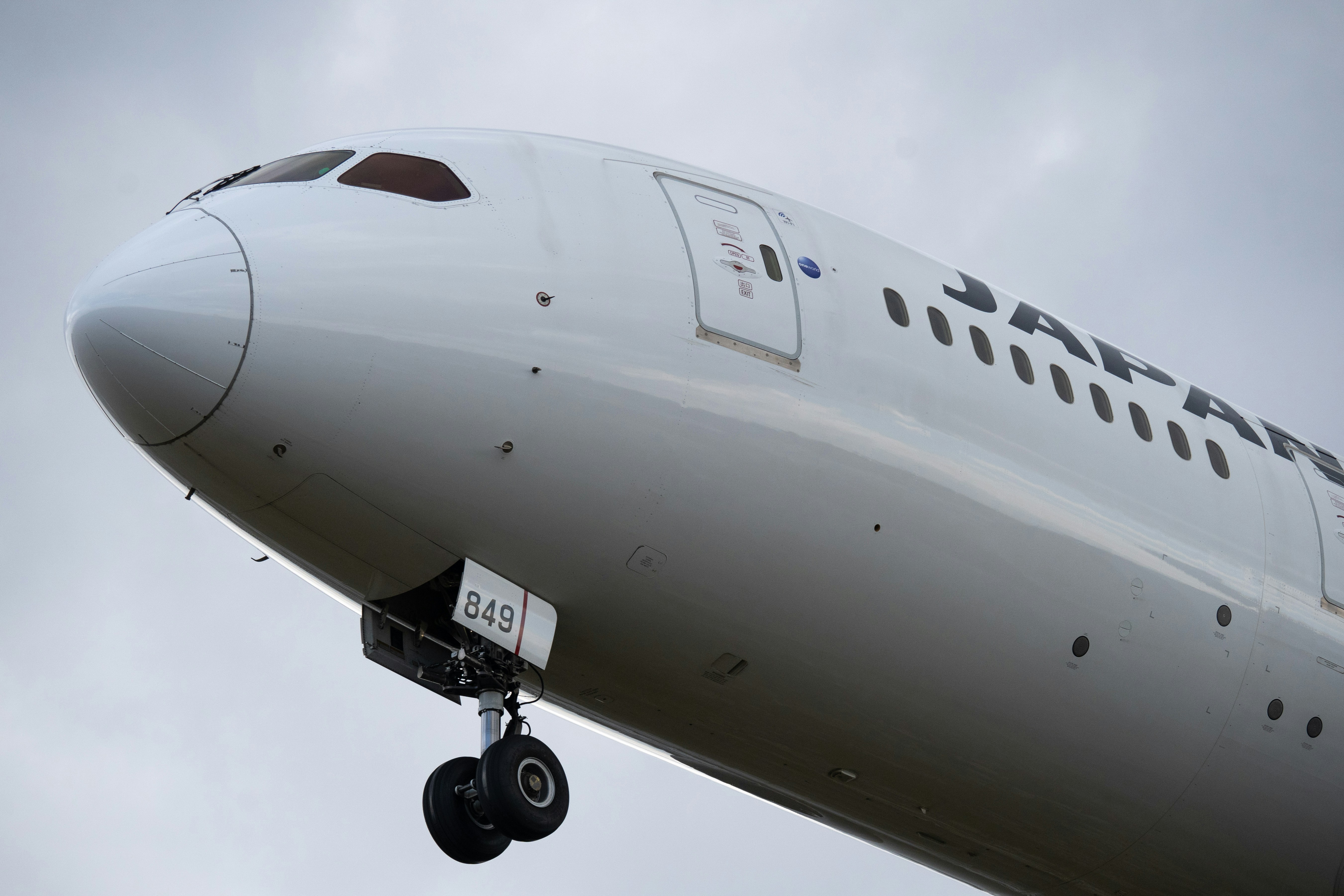Un gran avión de pasajeros volando a través de un cielo nublado foto ...