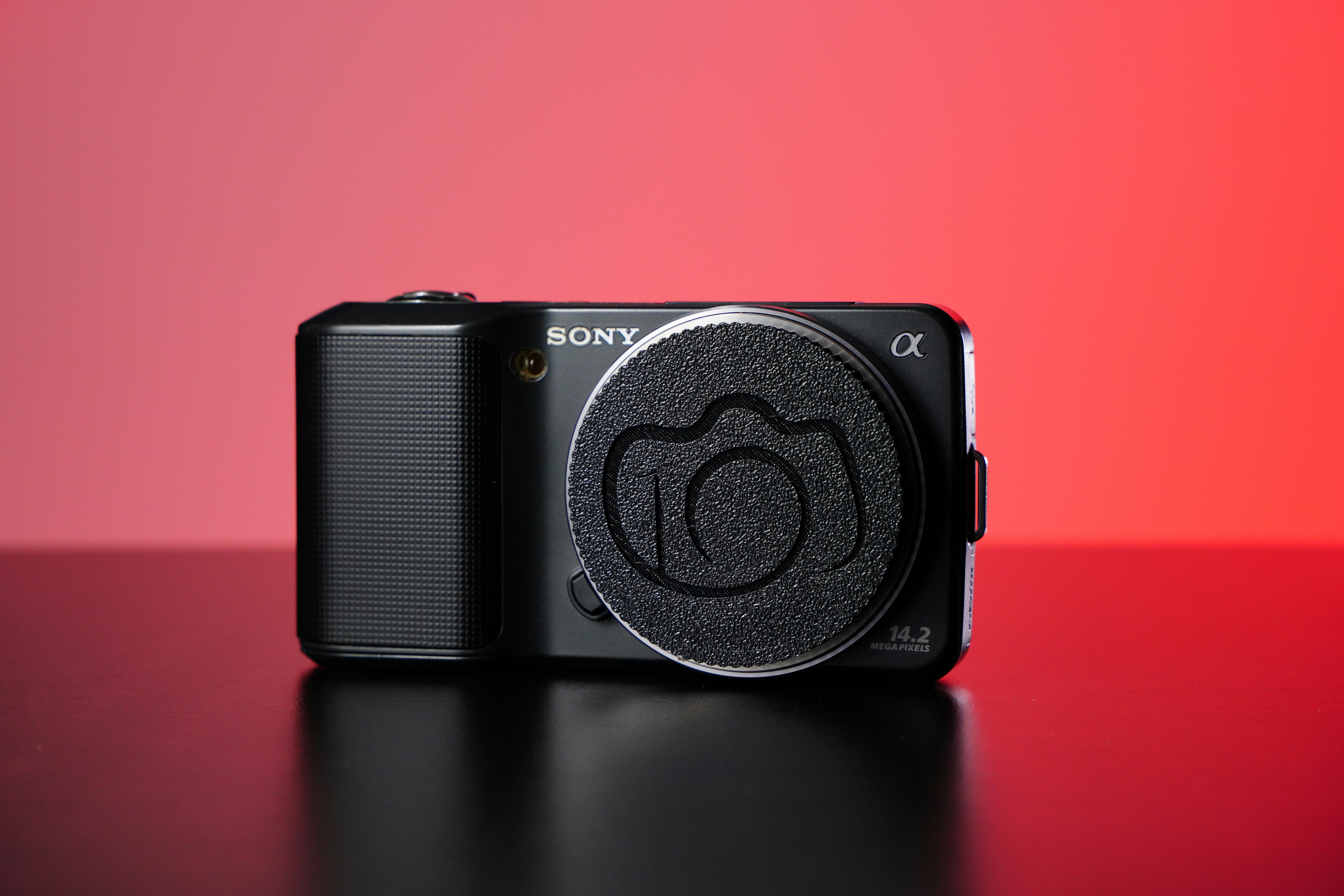 Studio Portrait in Velvet Red: The Sony Alpha 7R III on a Minimal Stage