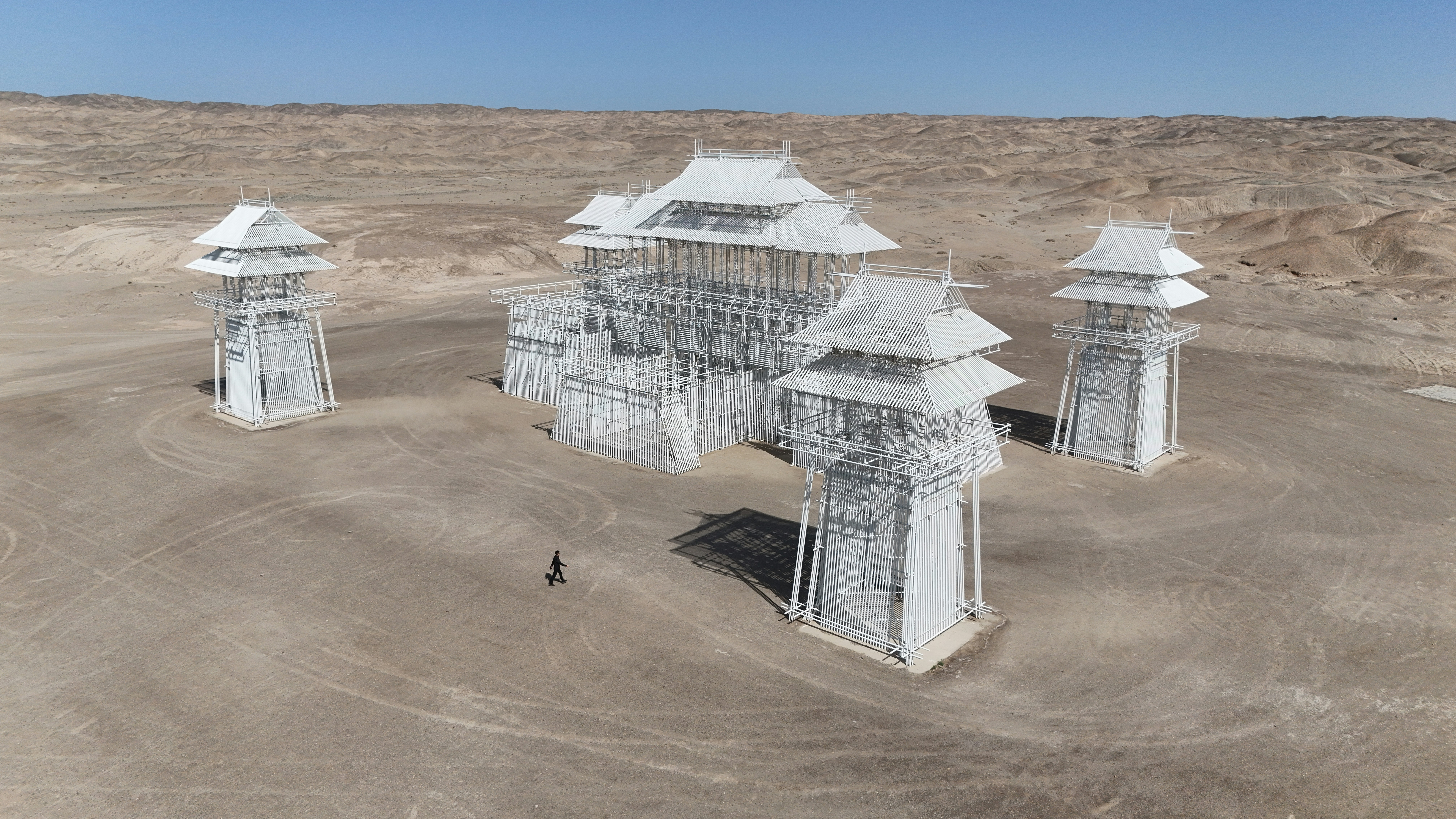 An aerial view of a building in the desert photo – Free Human Image on ...