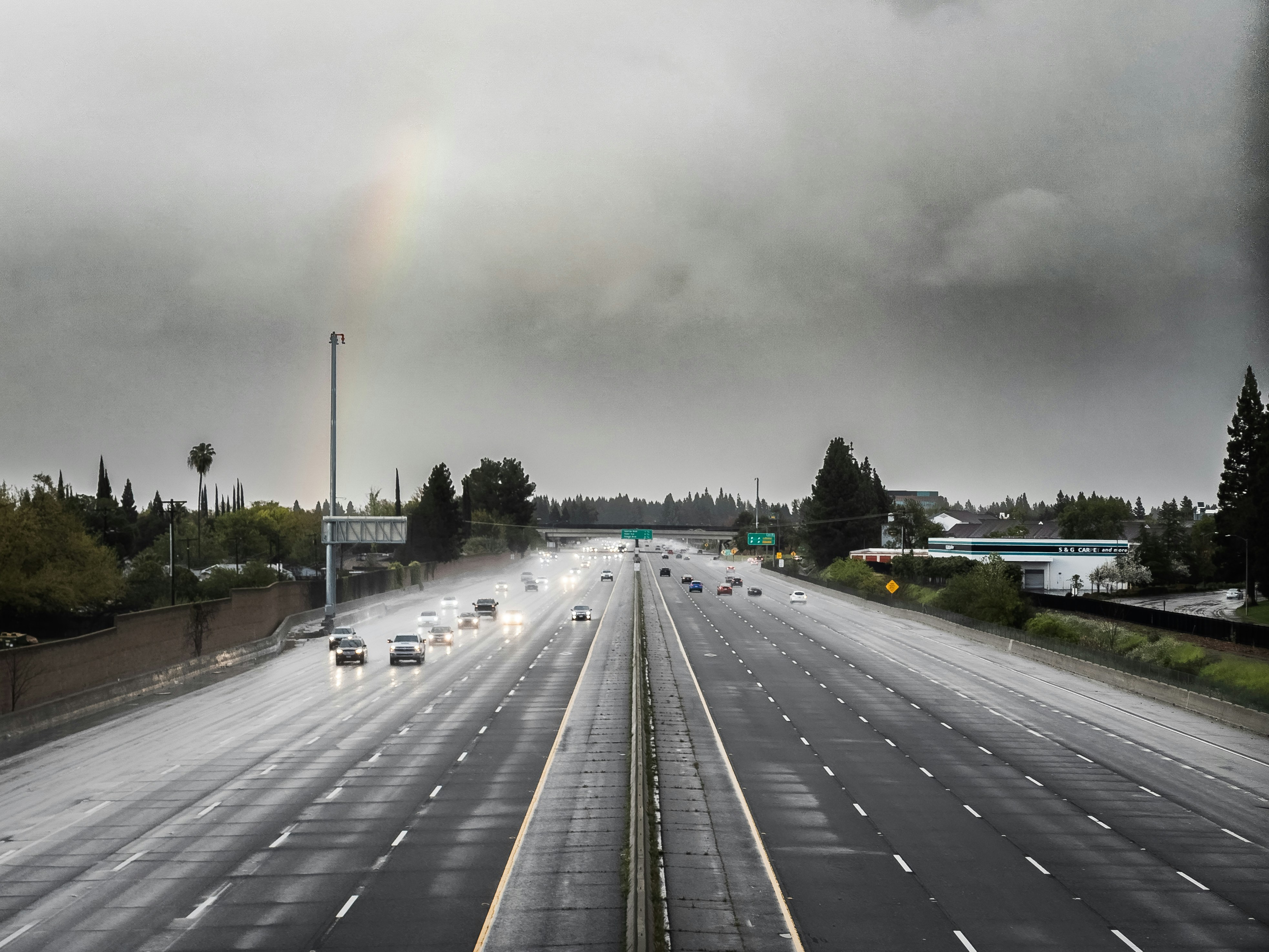 Vanishing Horizon Under a Rainbow on a Wet Interstate
