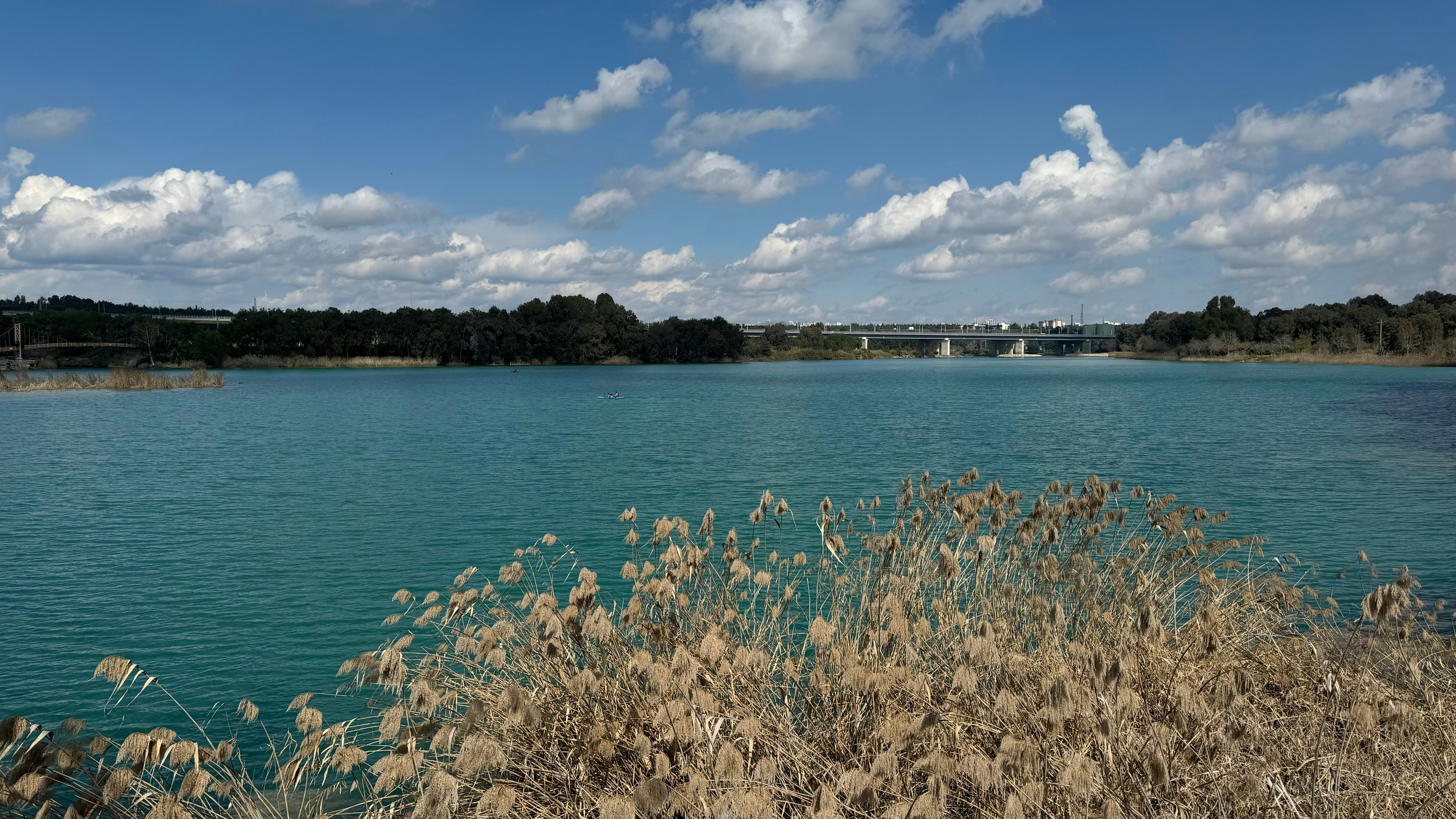 Un cuerpo de agua con un puente al fondo foto – Imagen de Dilberler ...