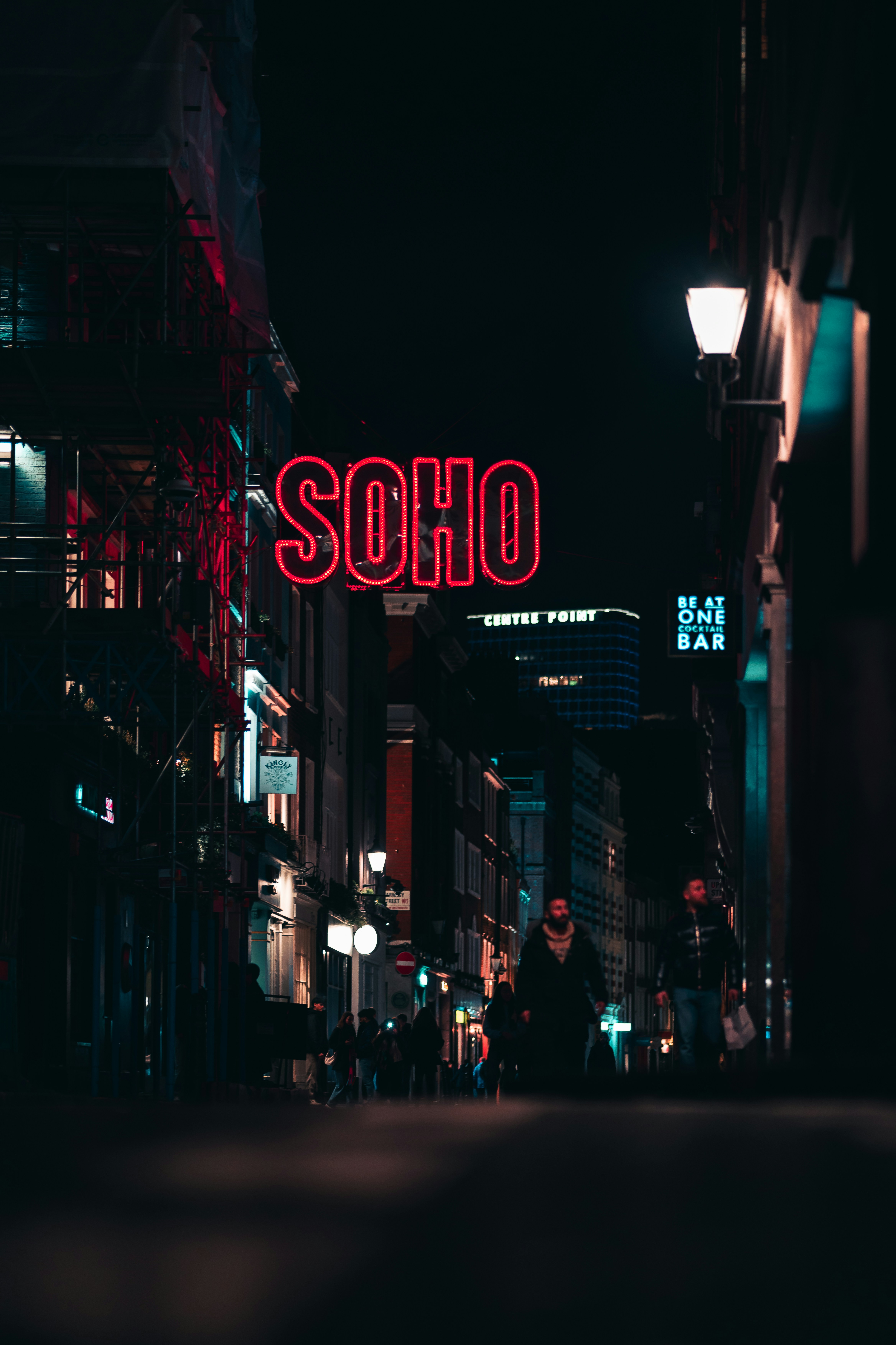 Une enseigne au néon sur laquelle on peut lire SoHo sur le côté d’un ...