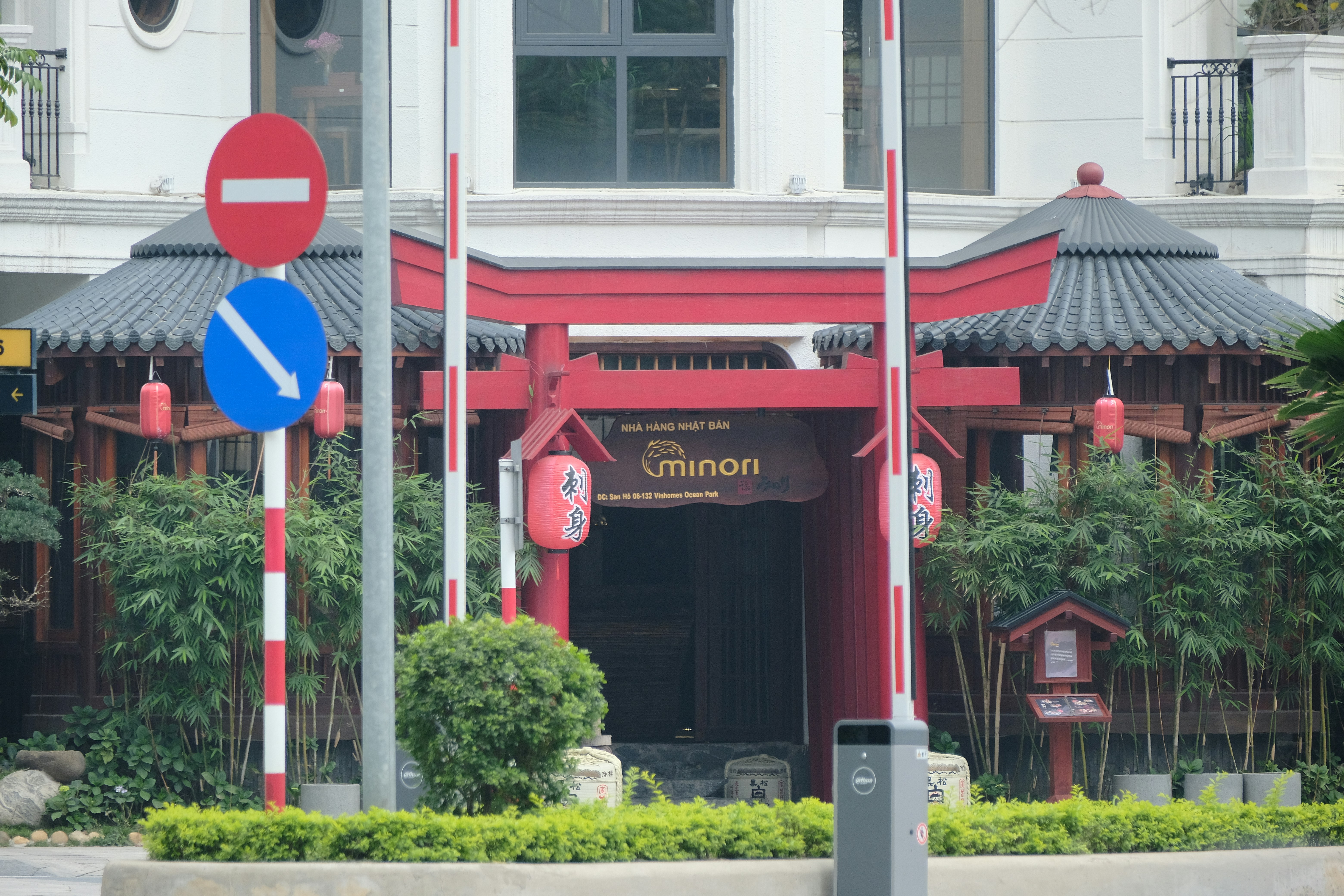 Red Gate, Quiet Lanterns: A Cultural Facade Centered in Silence