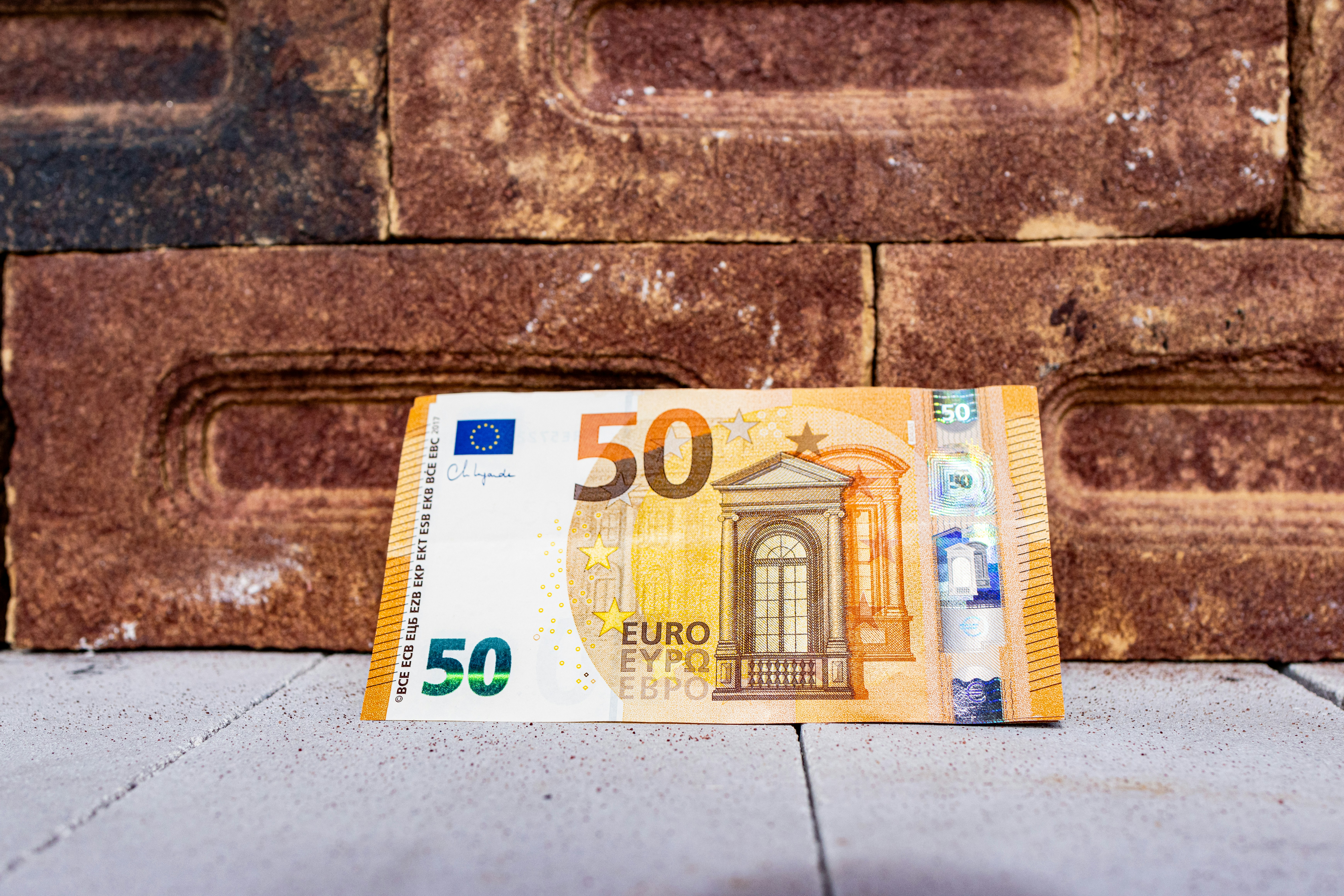 A 50 euro bill laying on the ground photo – Free Paper Image on Unsplash
