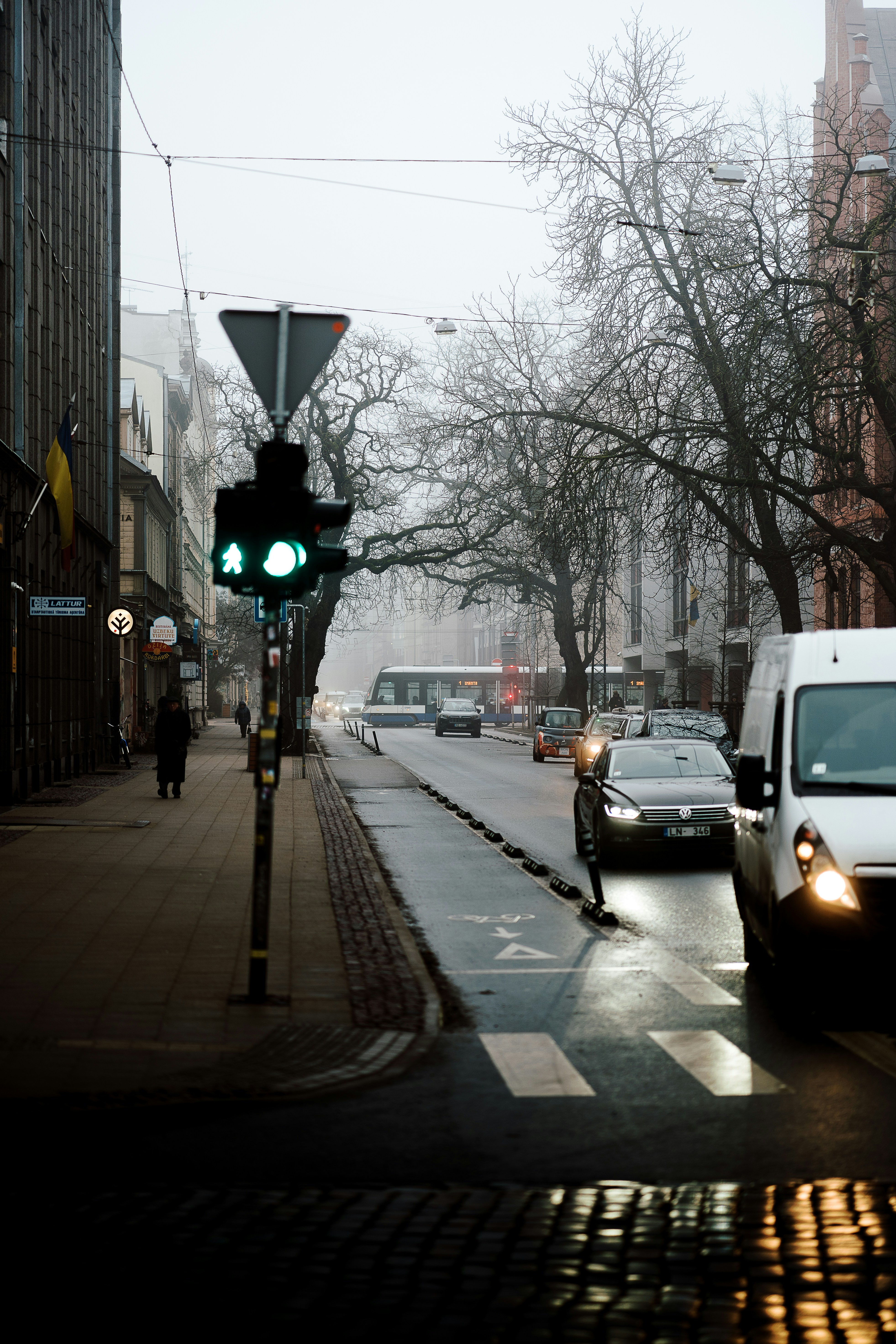 A traffic light sitting on the side of a road photo – Free Street ...