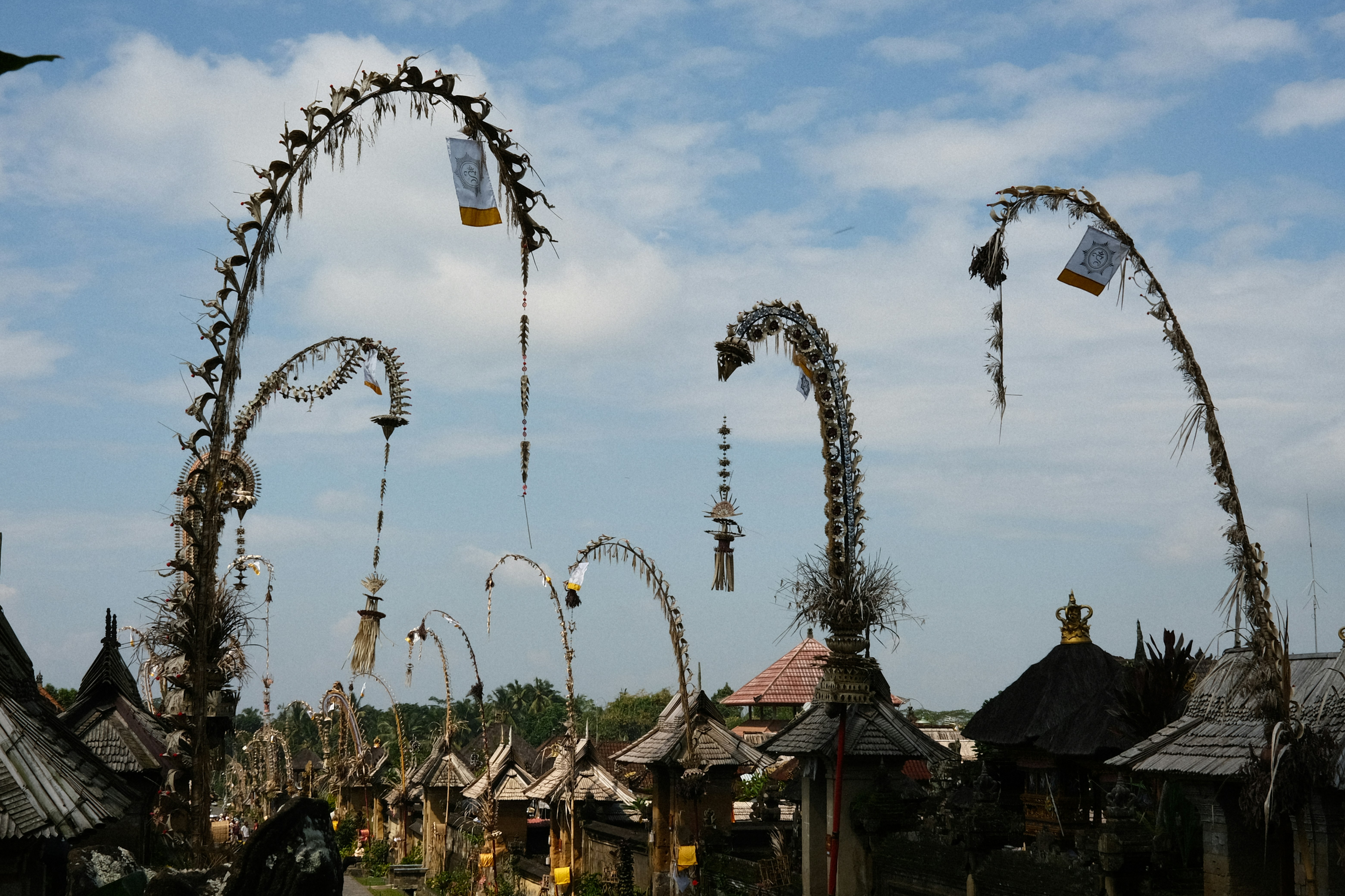 A bunch of strange looking structures in the sky photo – Free Indonesia ...