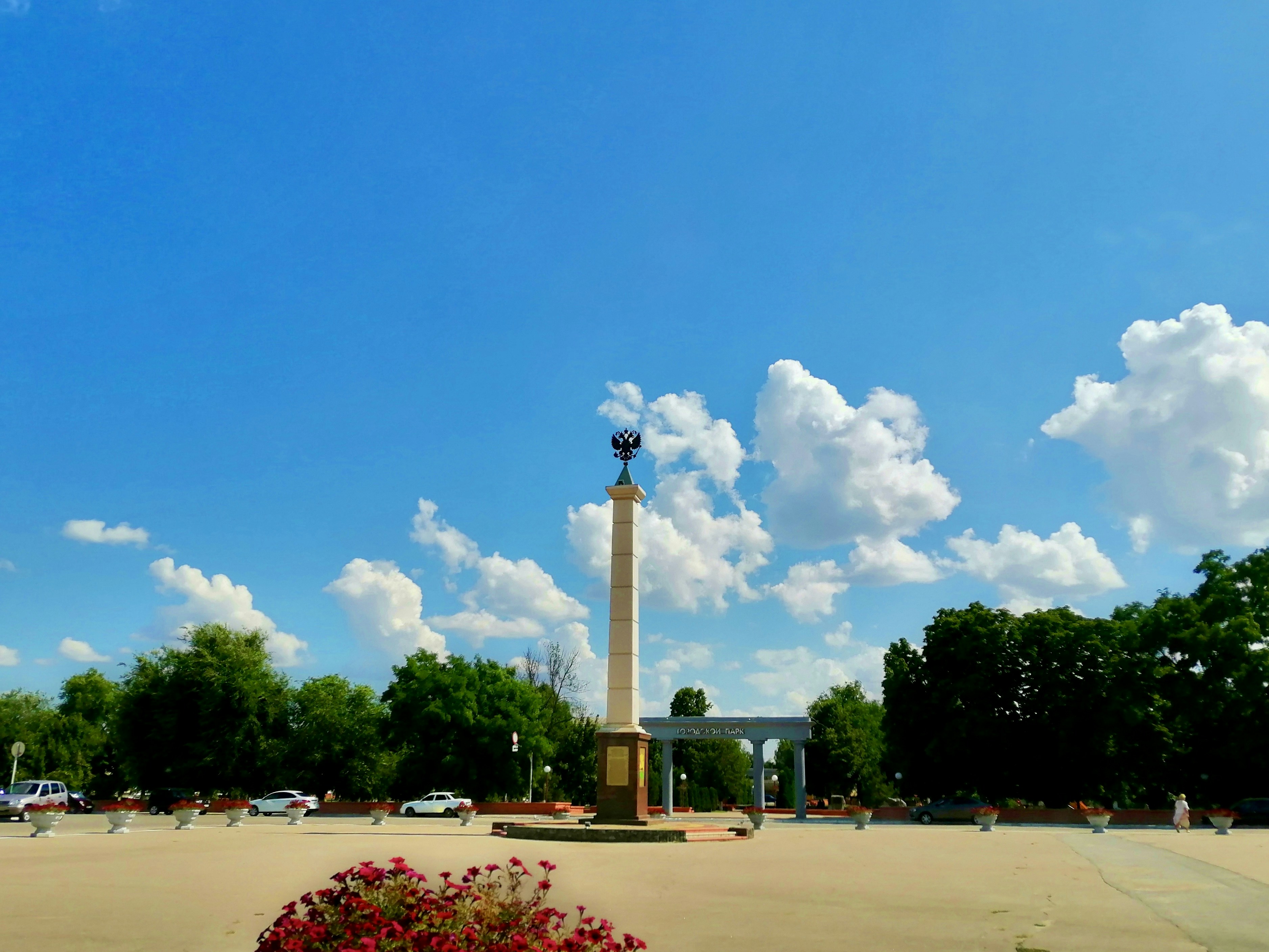 A monument in the middle of a parking lot photo – Free Car Image on ...