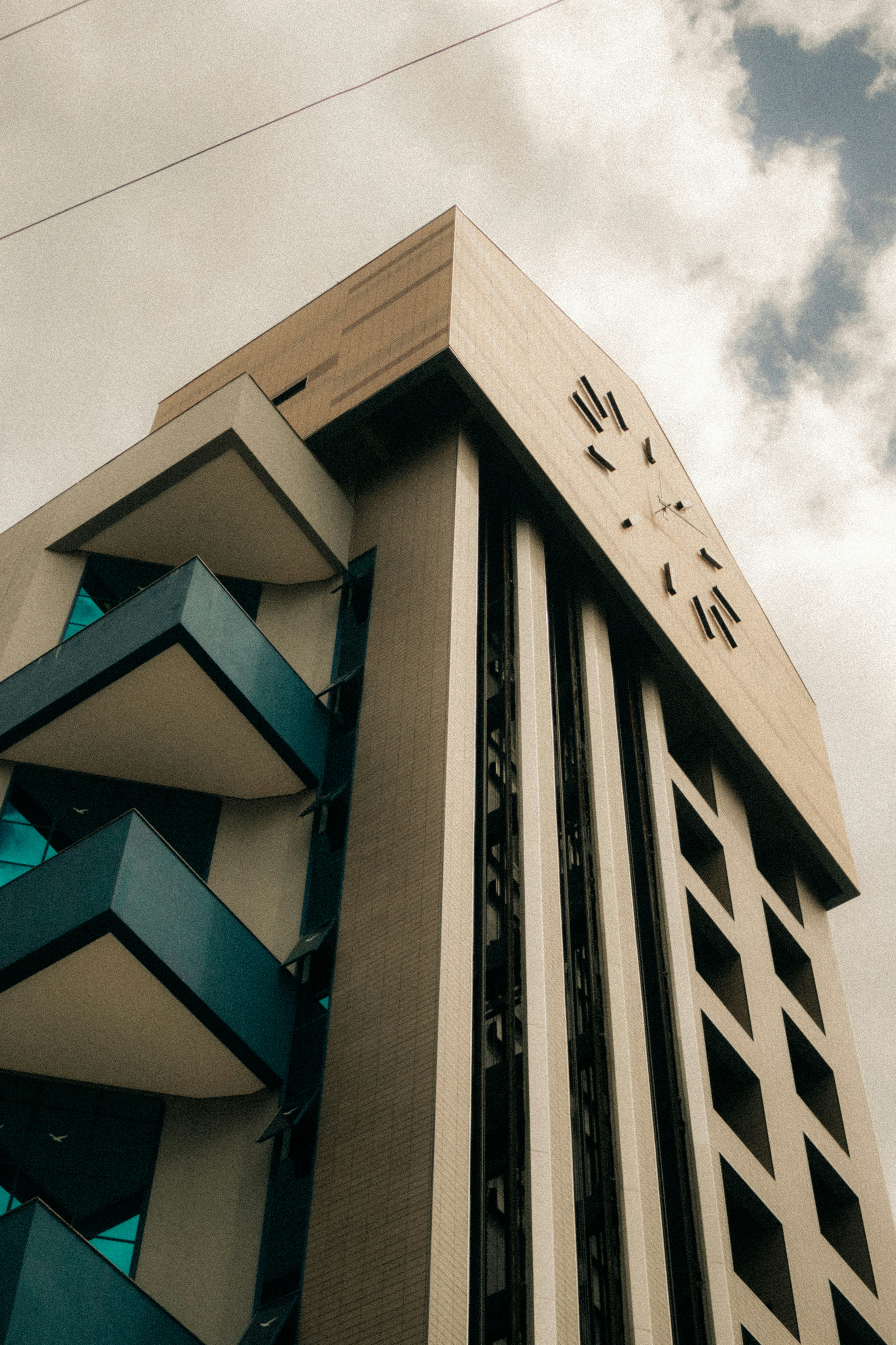 Angular Clocktower: A Tilted Facade of a Modern Campus Building