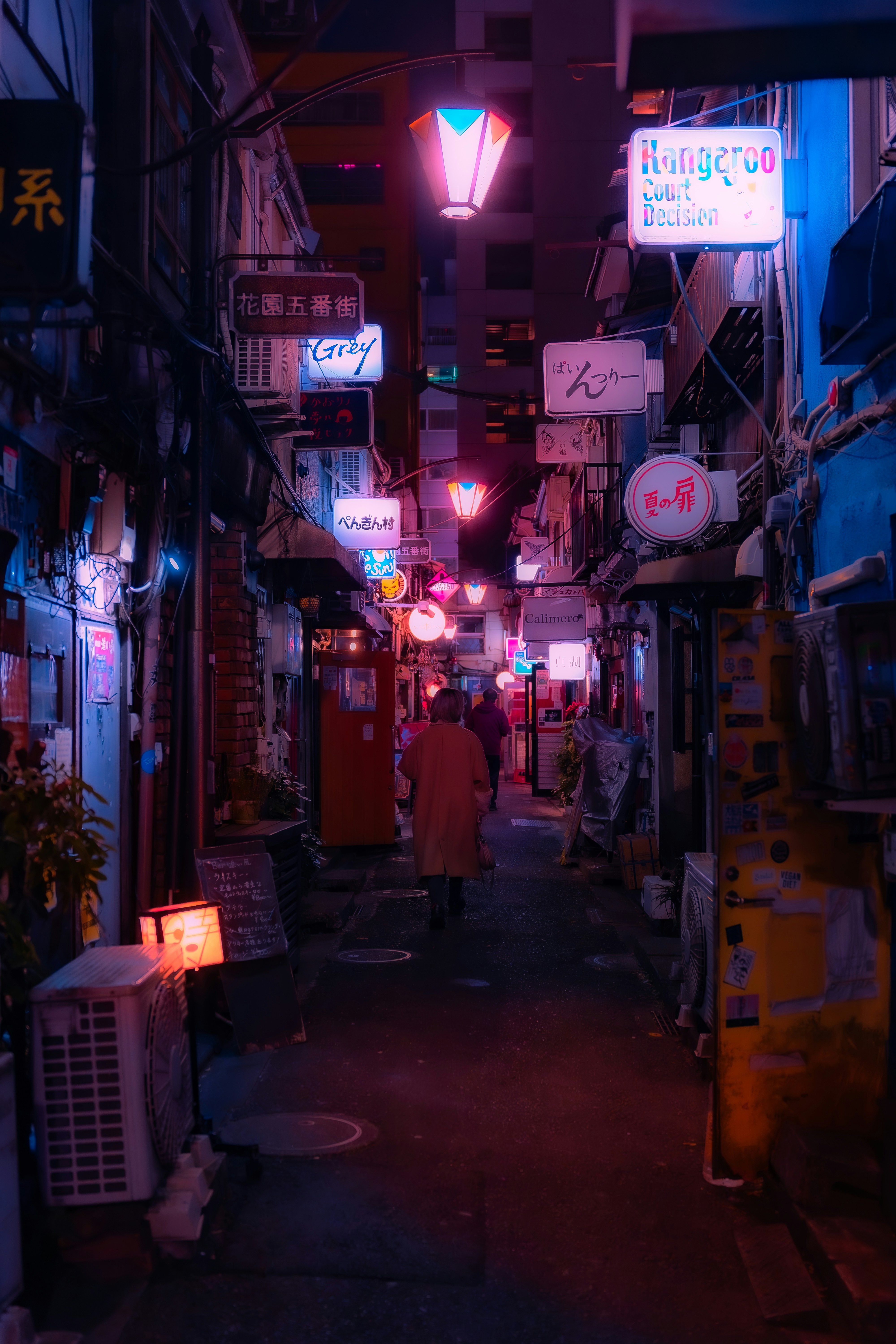A person walking down a dark alley way photo – Free Tokyo Image on Unsplash