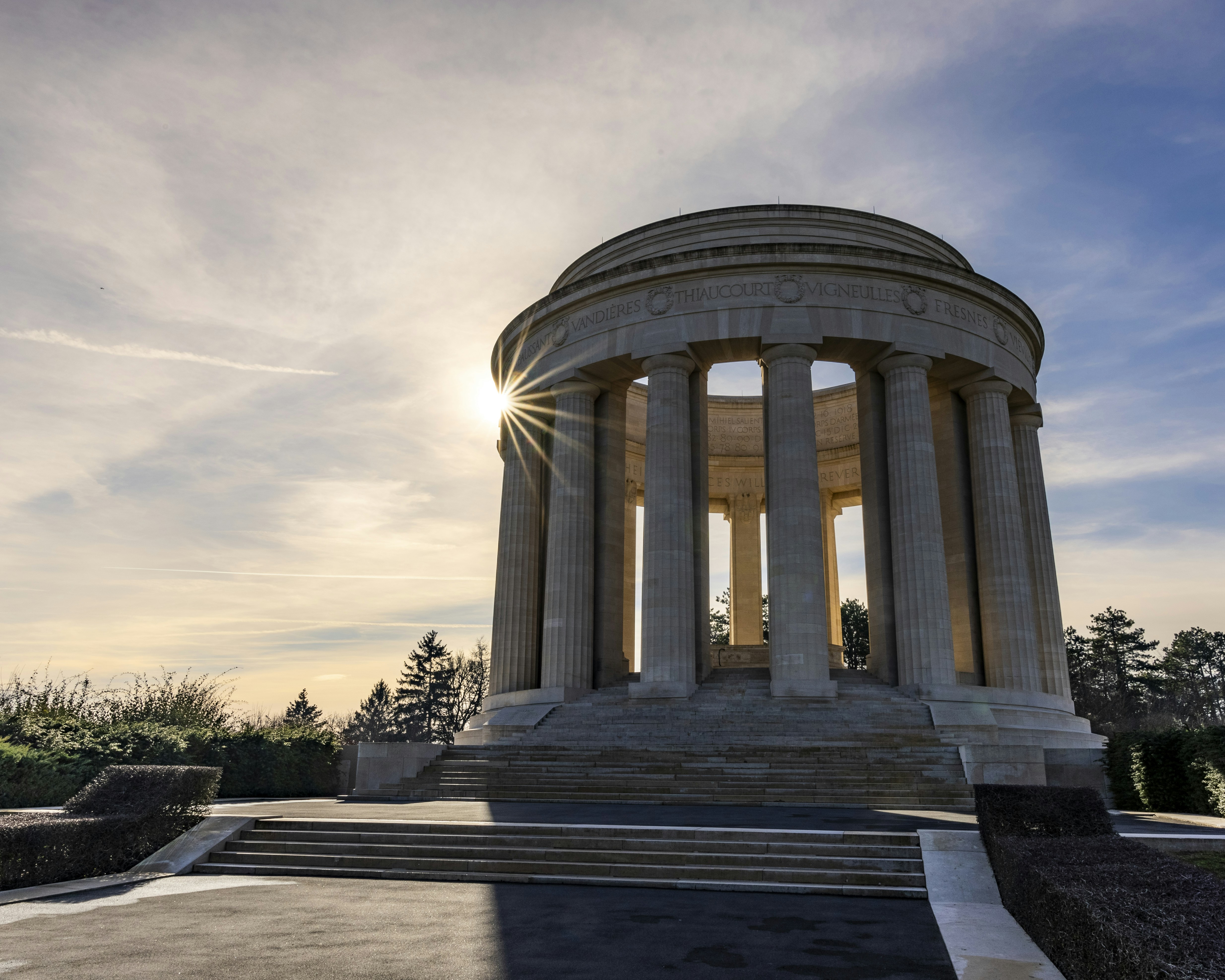 Sunburst at the Colonnade: The Circular Temple in Open Sky