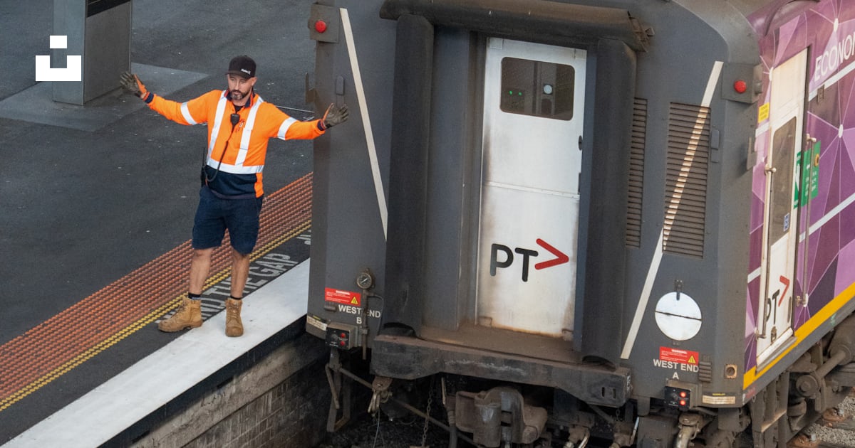 Un Homme Debout Sur Une Voie Ferrée à Côté Dun Train Photo Image