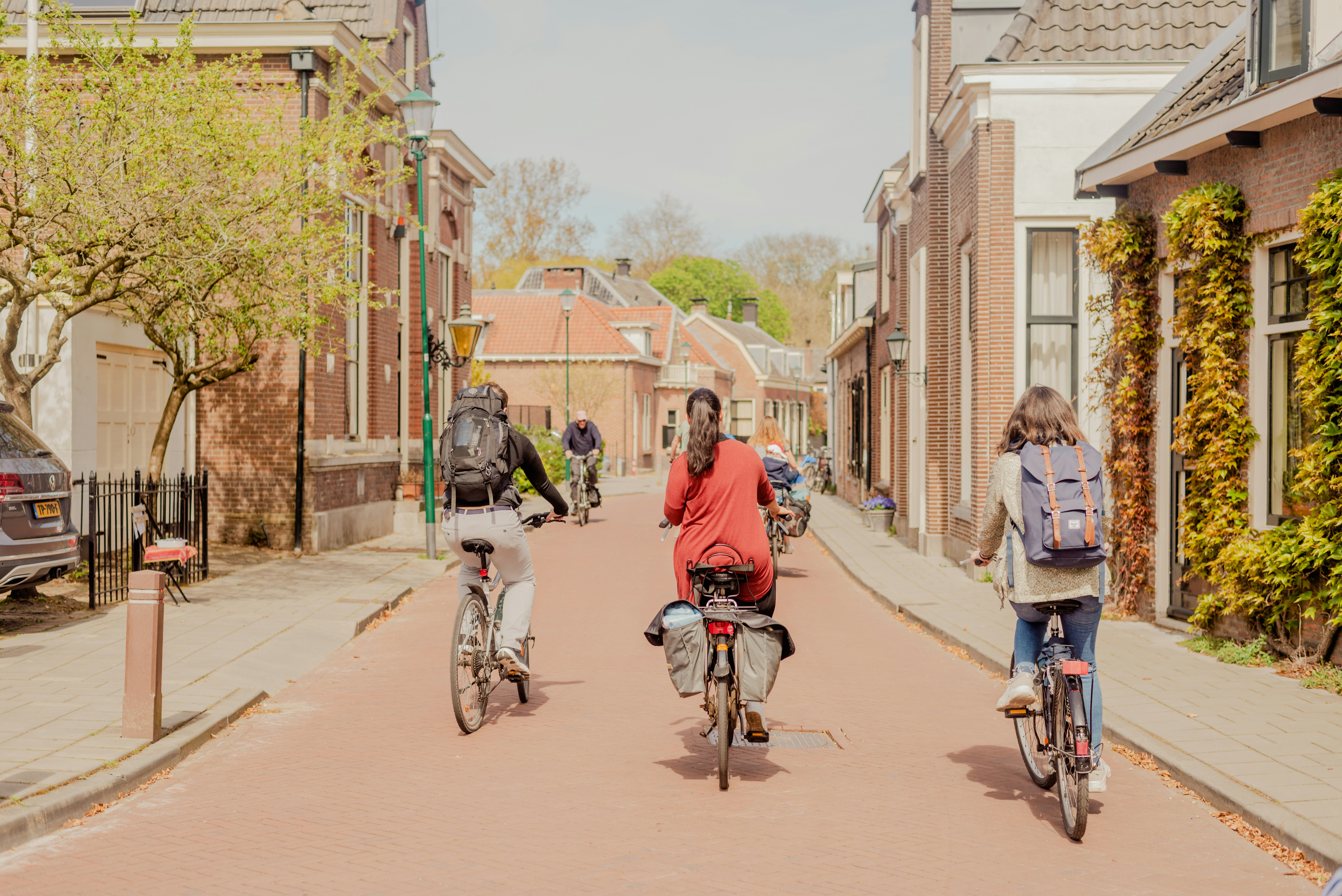 Un couple de personnes faisant du vélo dans une rue photo – Image ...
